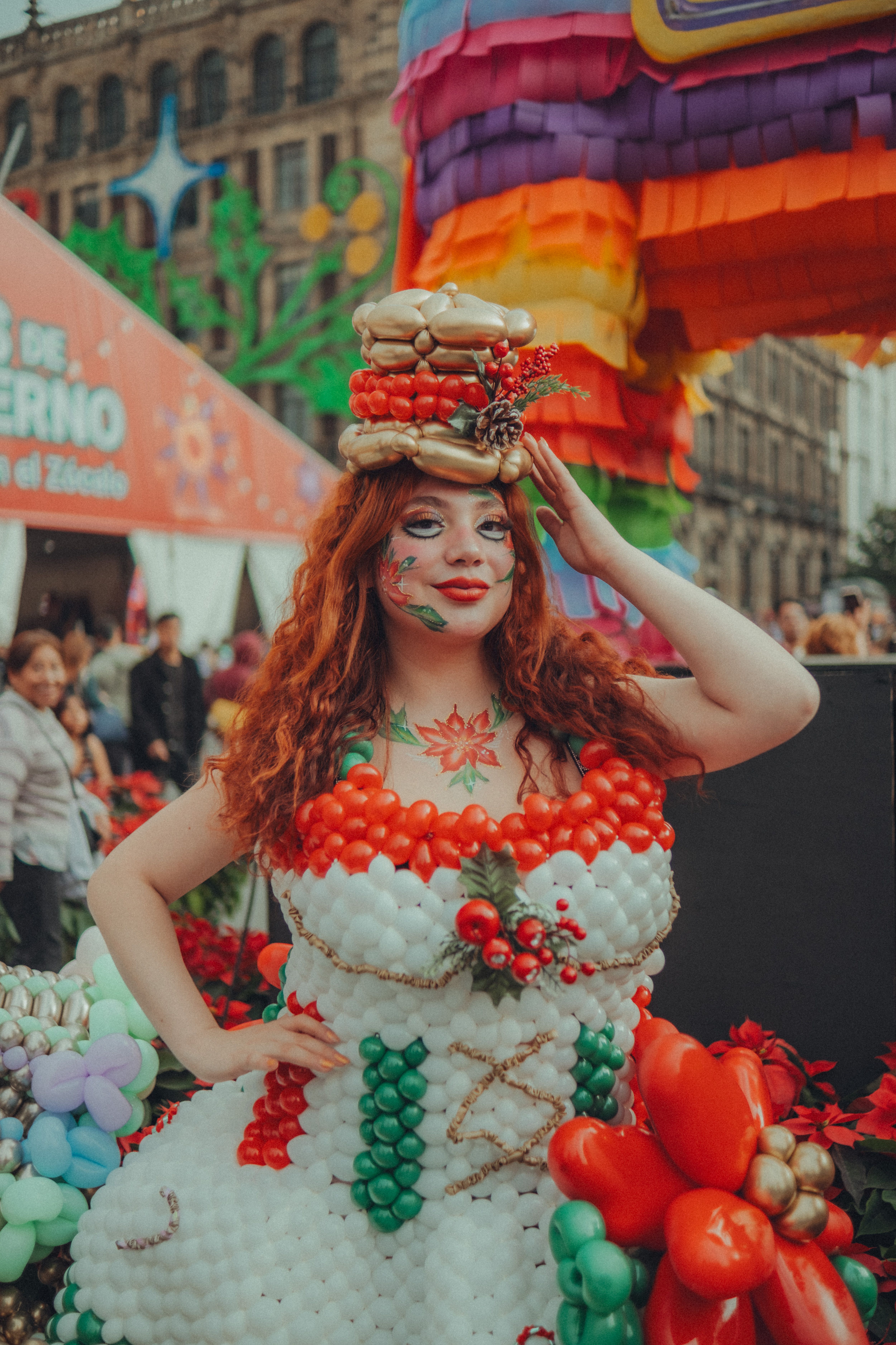Disfraz De Globo Colorido En Desfile Festivo · Foto de stock gratuita