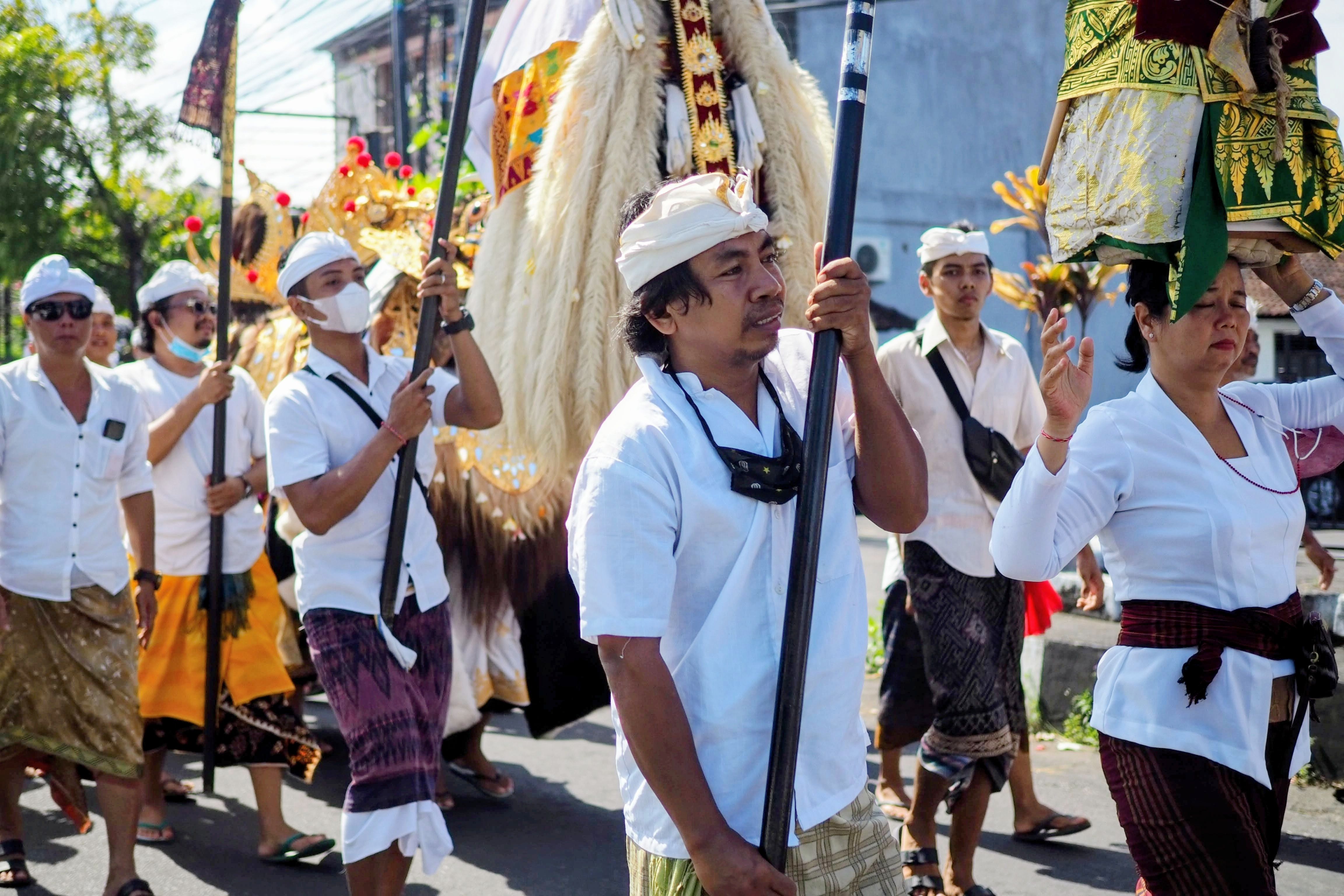 Traditional Balinese Ceremony with Cultural Attire · Free Stock Photo