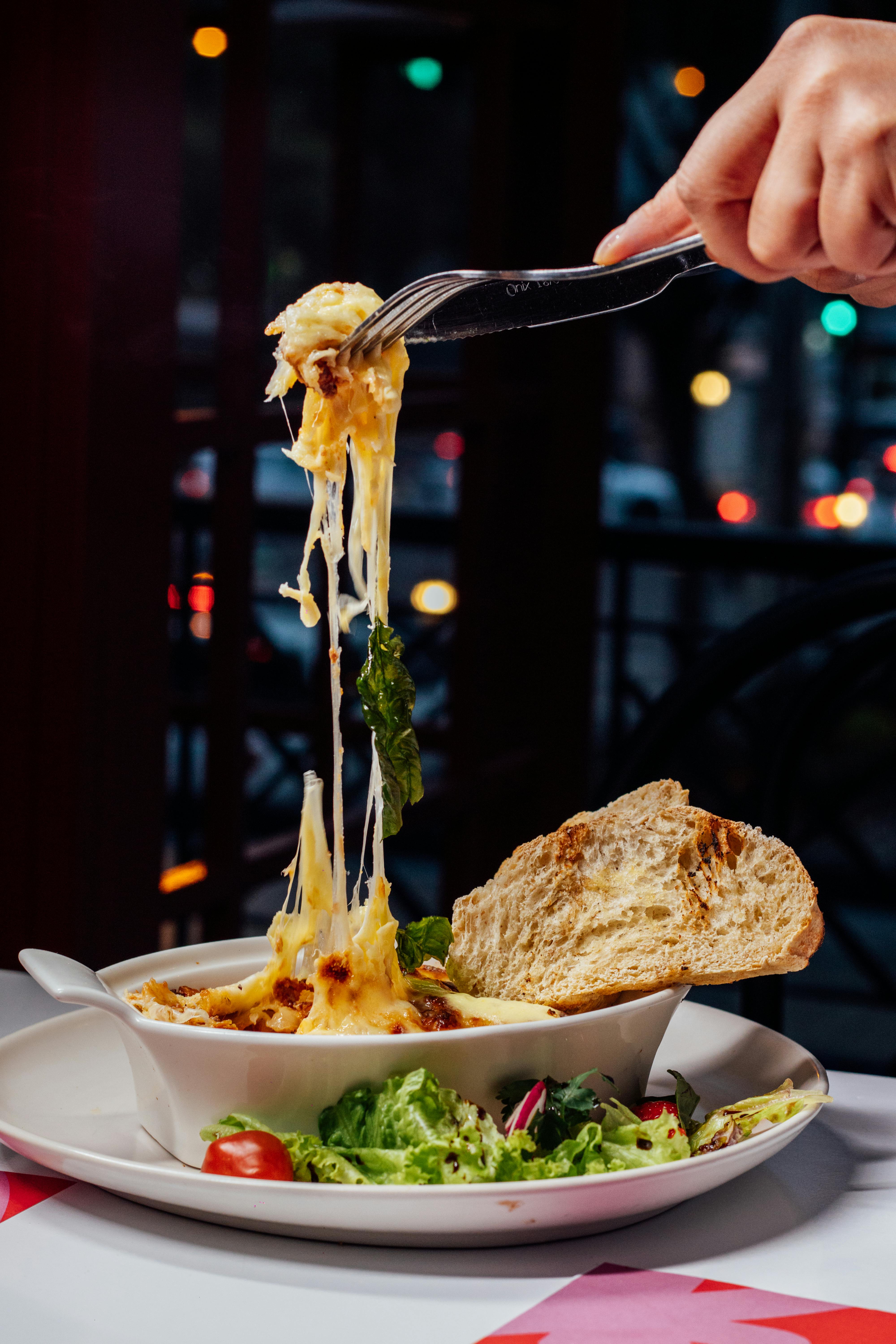 Pâtes Au Fromage Avec Salade Fraîche Et Pain à L'ail · Photo gratuite