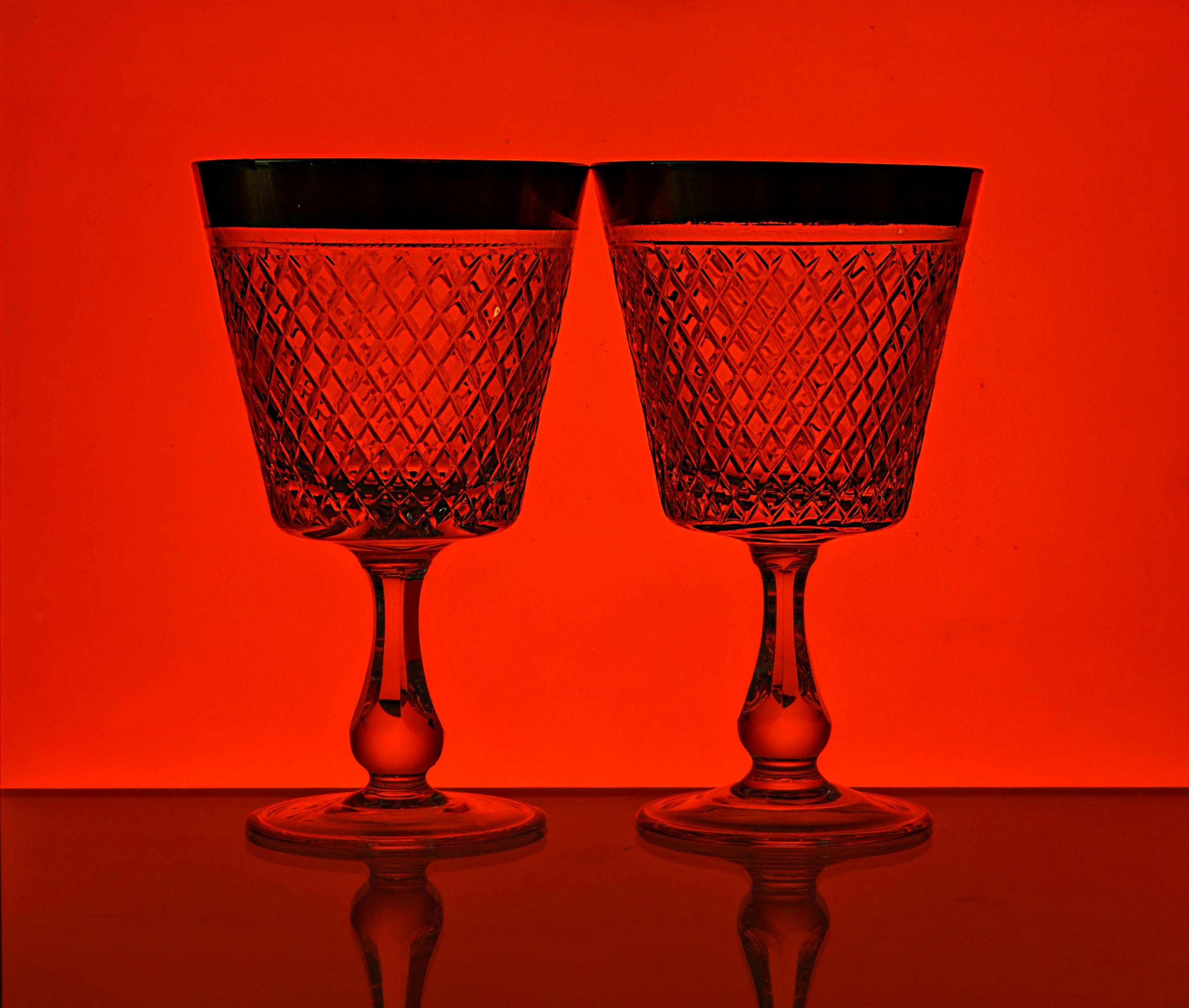 Élégants Verres En Cristal Sur Un Fond Rouge éclatant · Photo gratuite