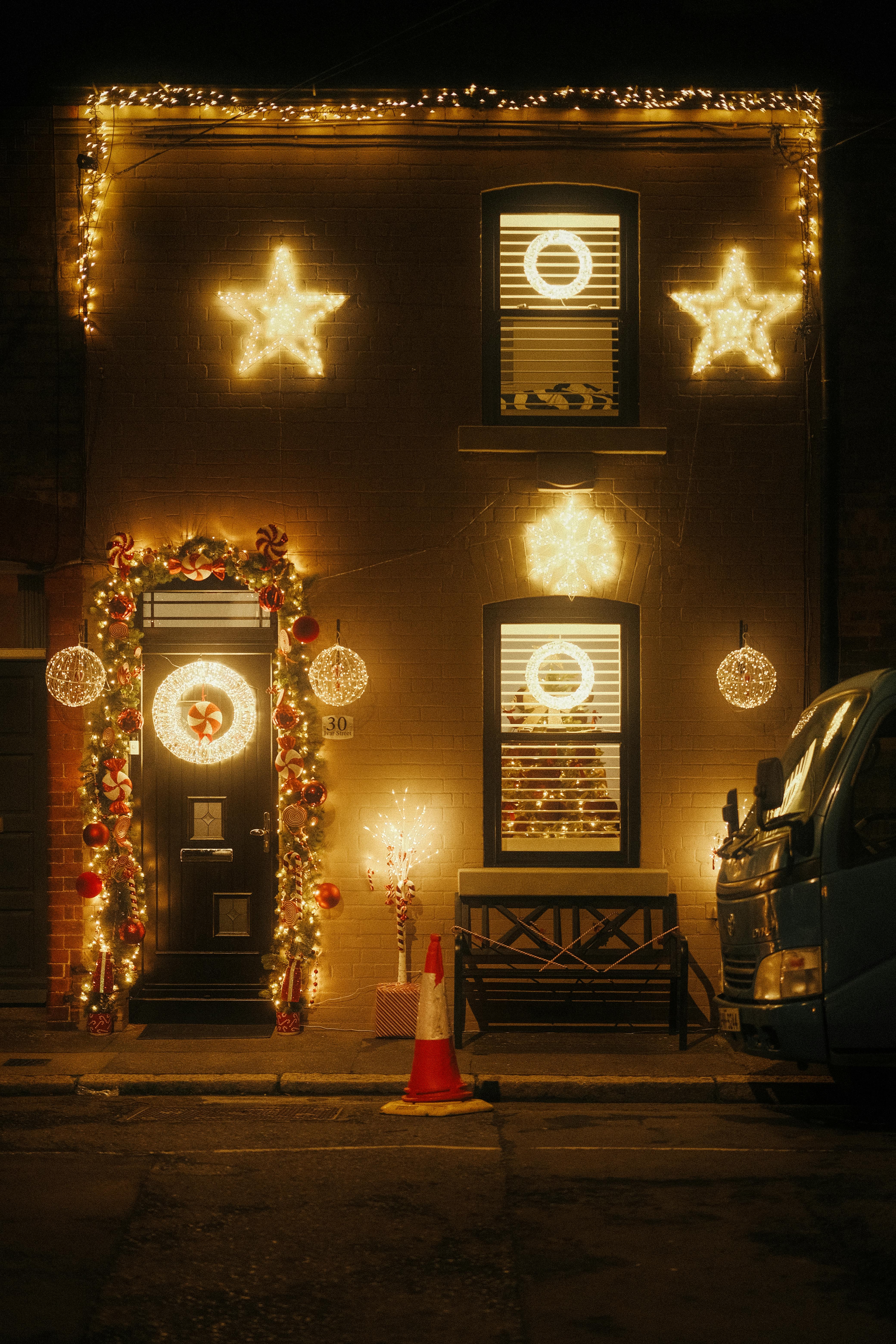 Decoración Navideña Festiva En Una Casa Acogedora Por La Noche · Foto ...