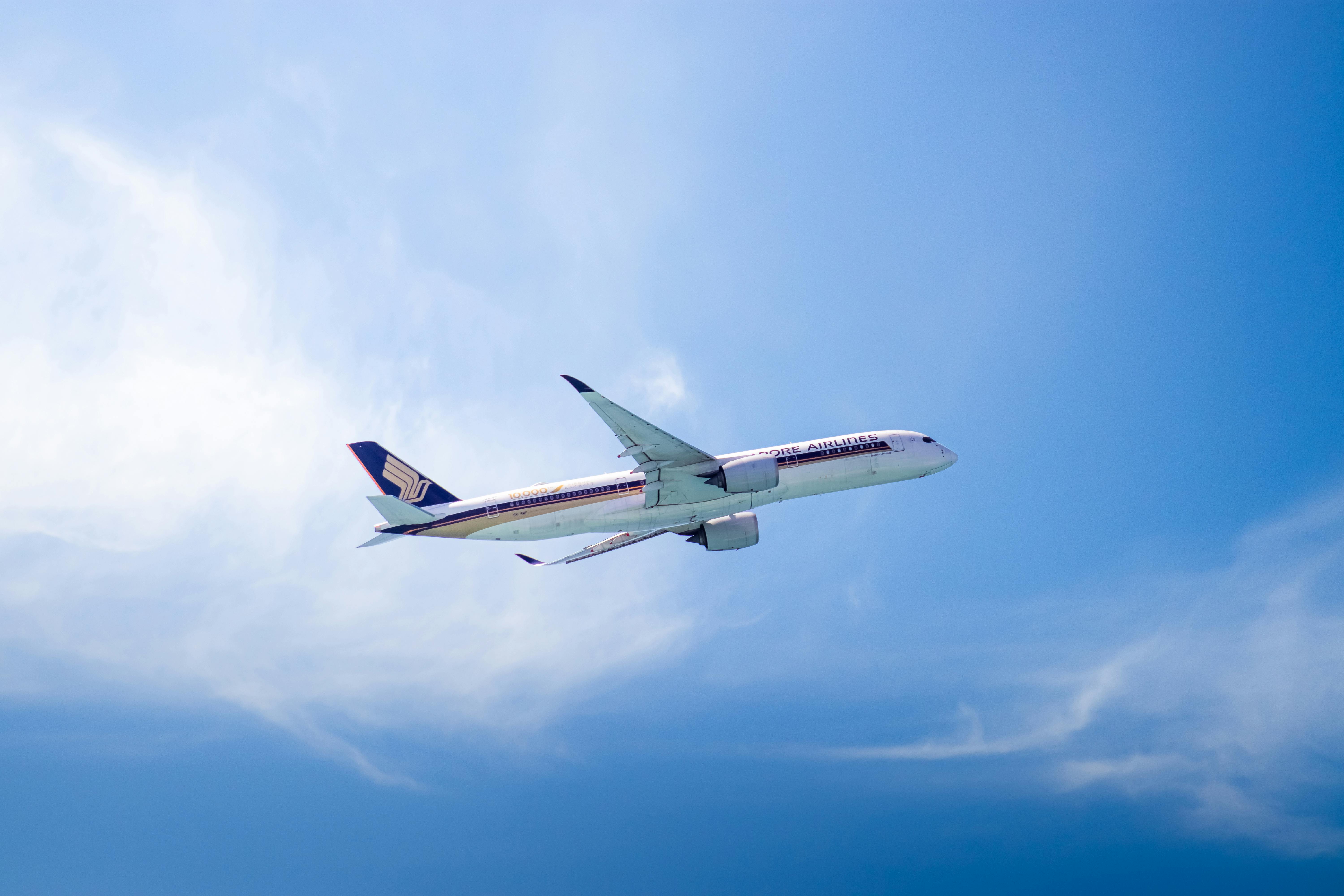 Avión Comercial Volando En Un Cielo Azul Claro · Foto de stock gratuita