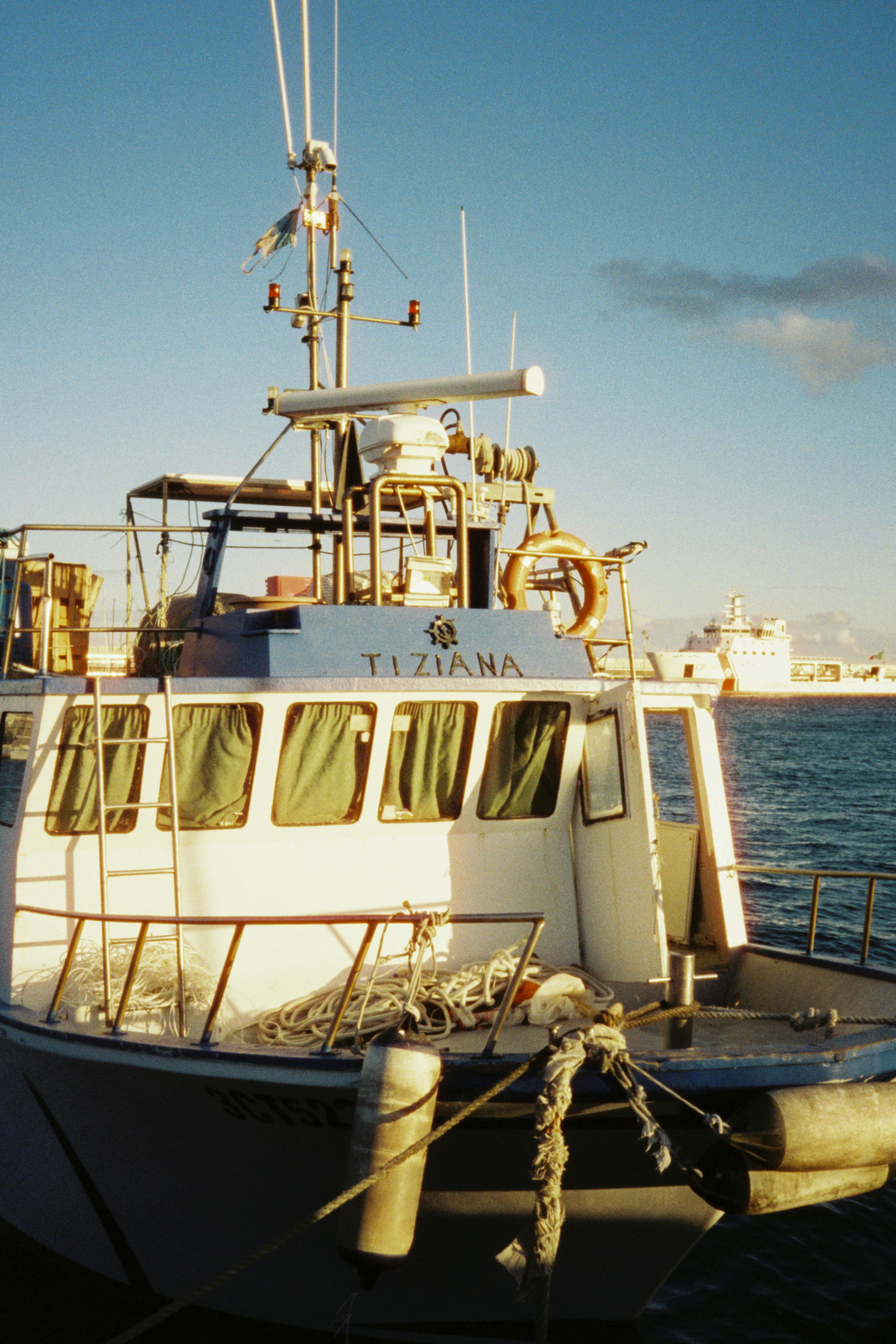 Barco De Pesca Atracado Na Marina Da Sicília, Itália. · Foto ...