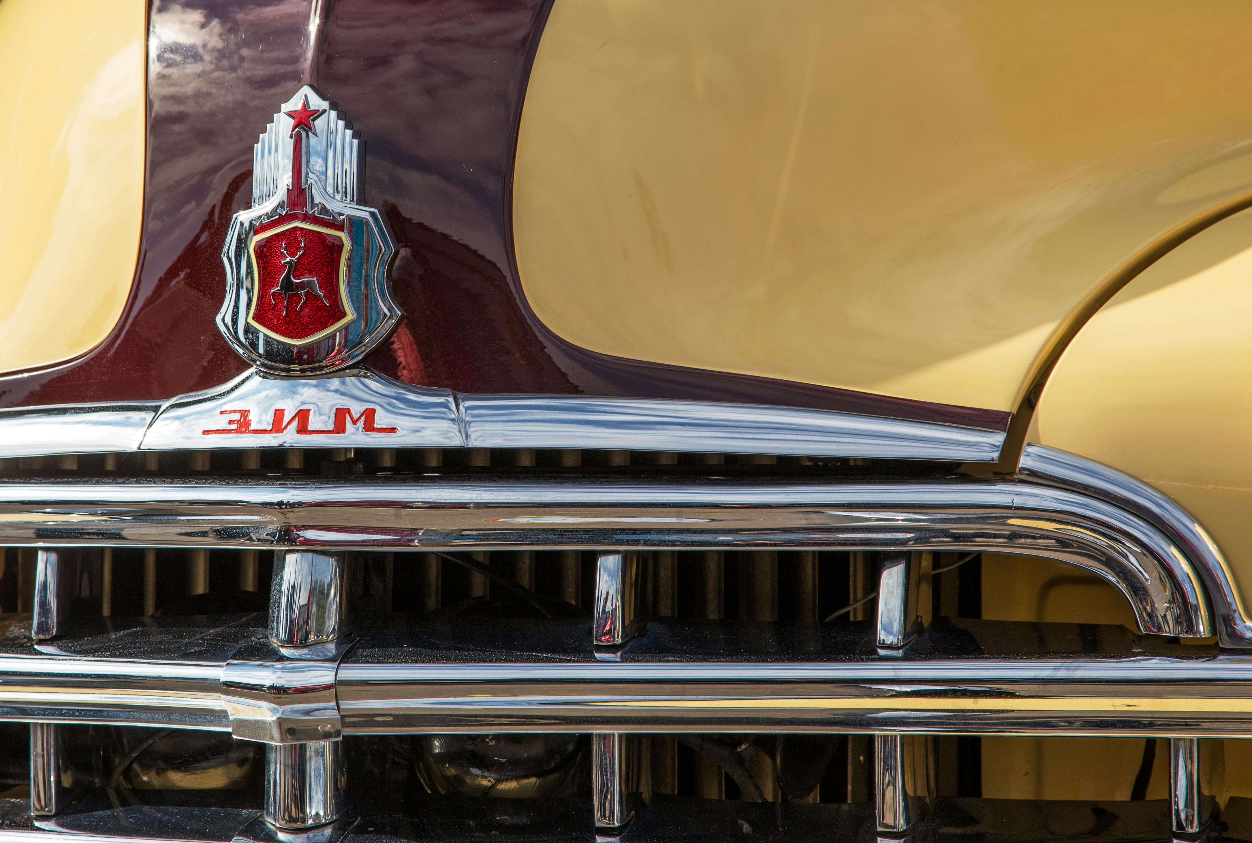 Close-up of Classic Car Emblem and Grille · Free Stock Photo