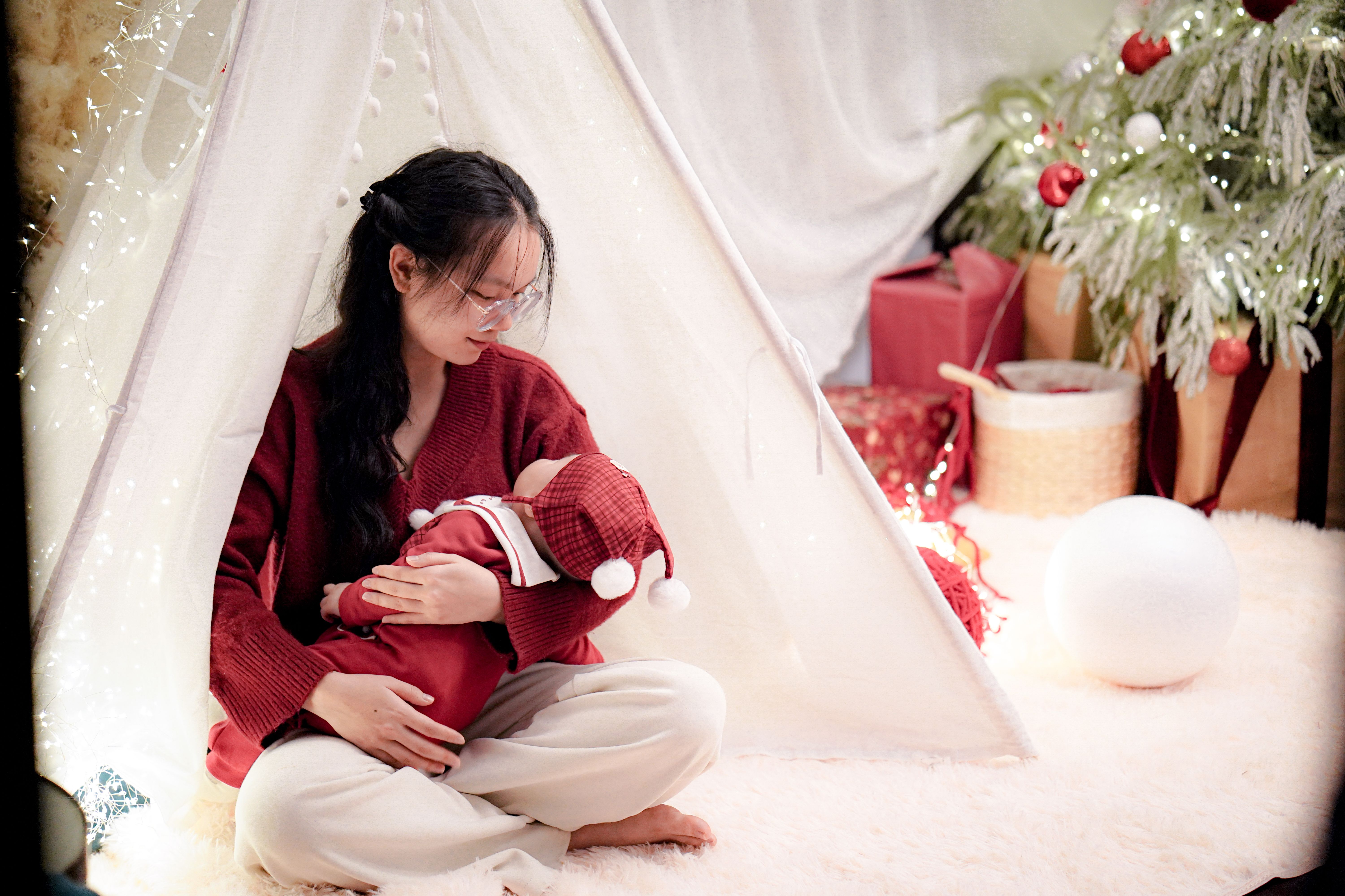 Family Around Christmas Tree Photos, Download The BEST Free Family ...