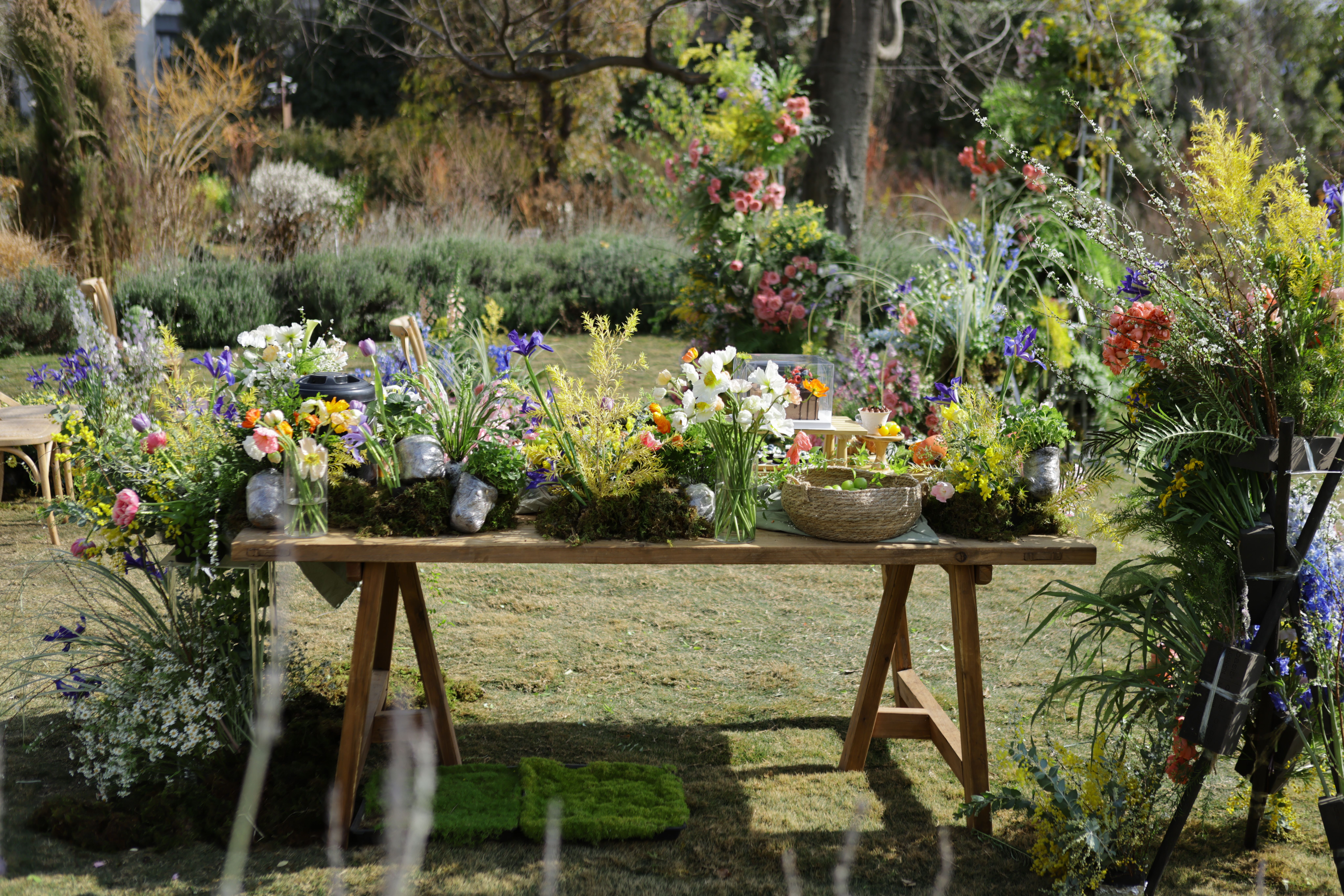 Beautiful Outdoor Floral Arrangement at Garden Event · Free Stock Photo