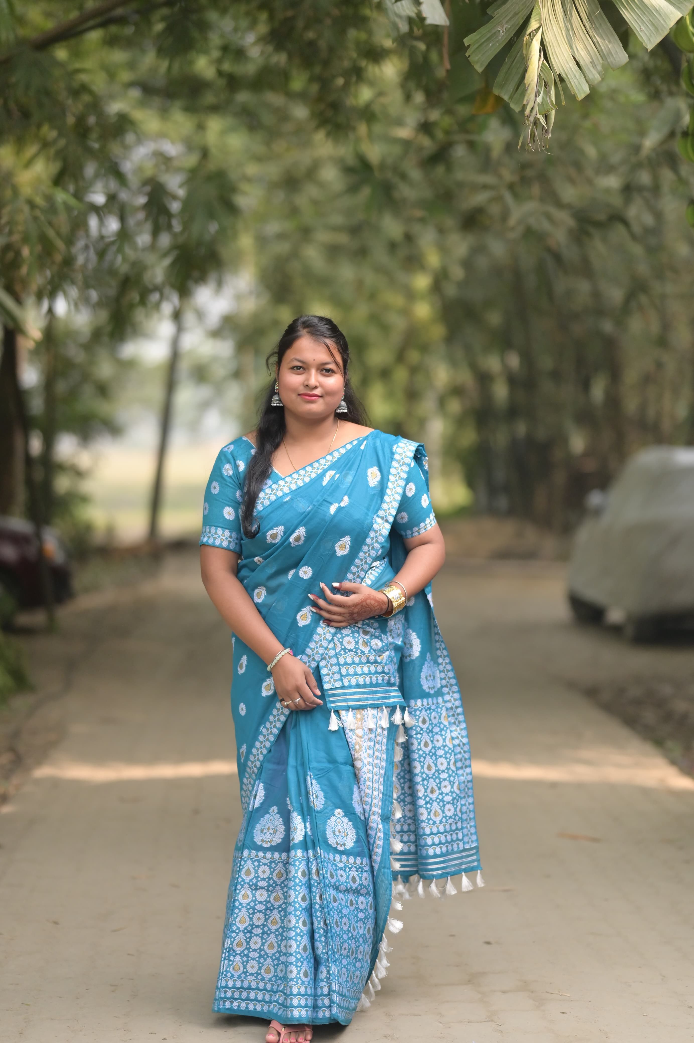 Femme En Sari Bleu Marchant à L'extérieur · Photo gratuite