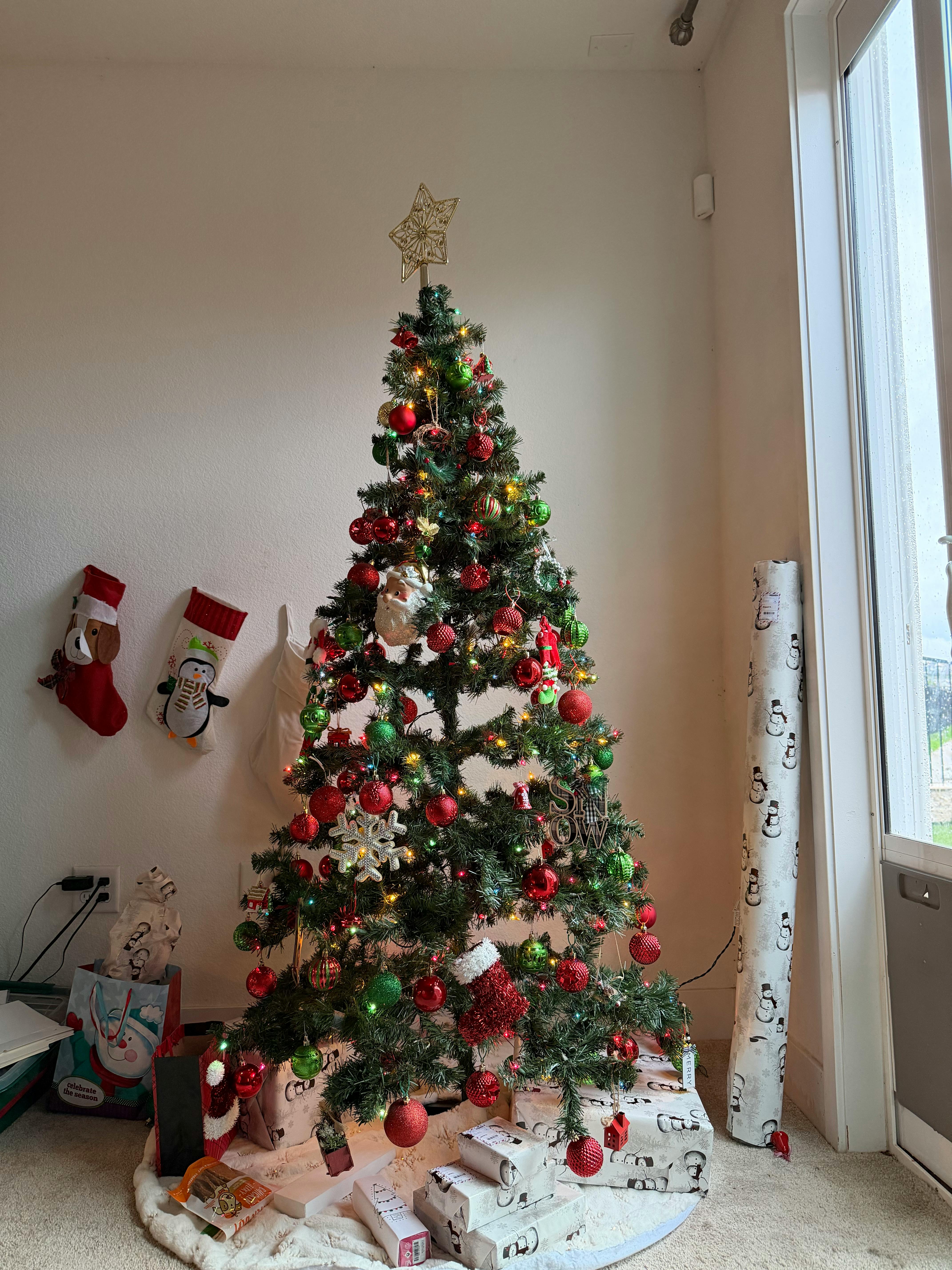 Albero Di Natale Festivo Con Decorazioni All'interno · Immagine gratuita