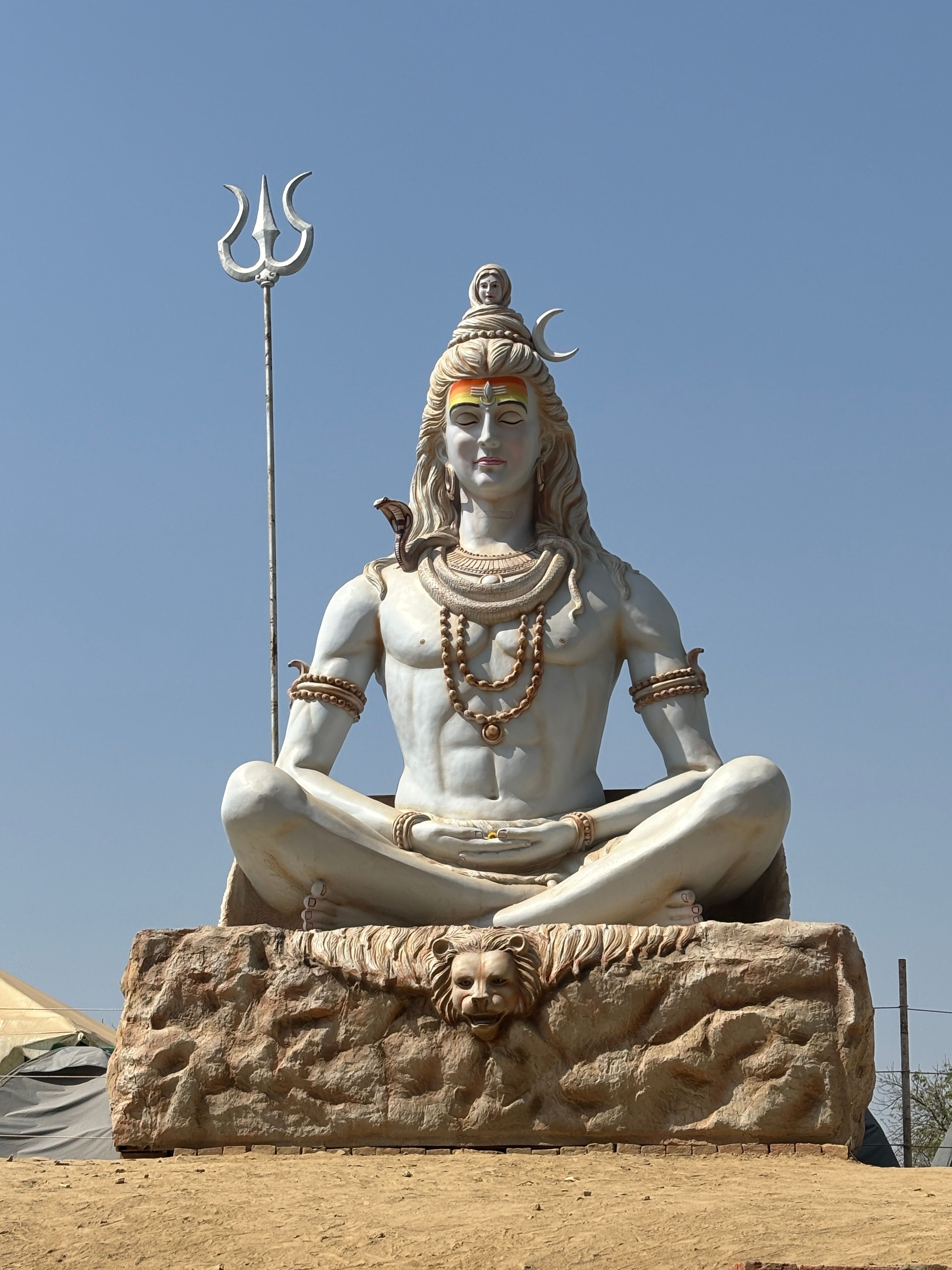 Estátua Do Senhor Shiva Com Tridente Sob Um Céu Limpo · Foto ...