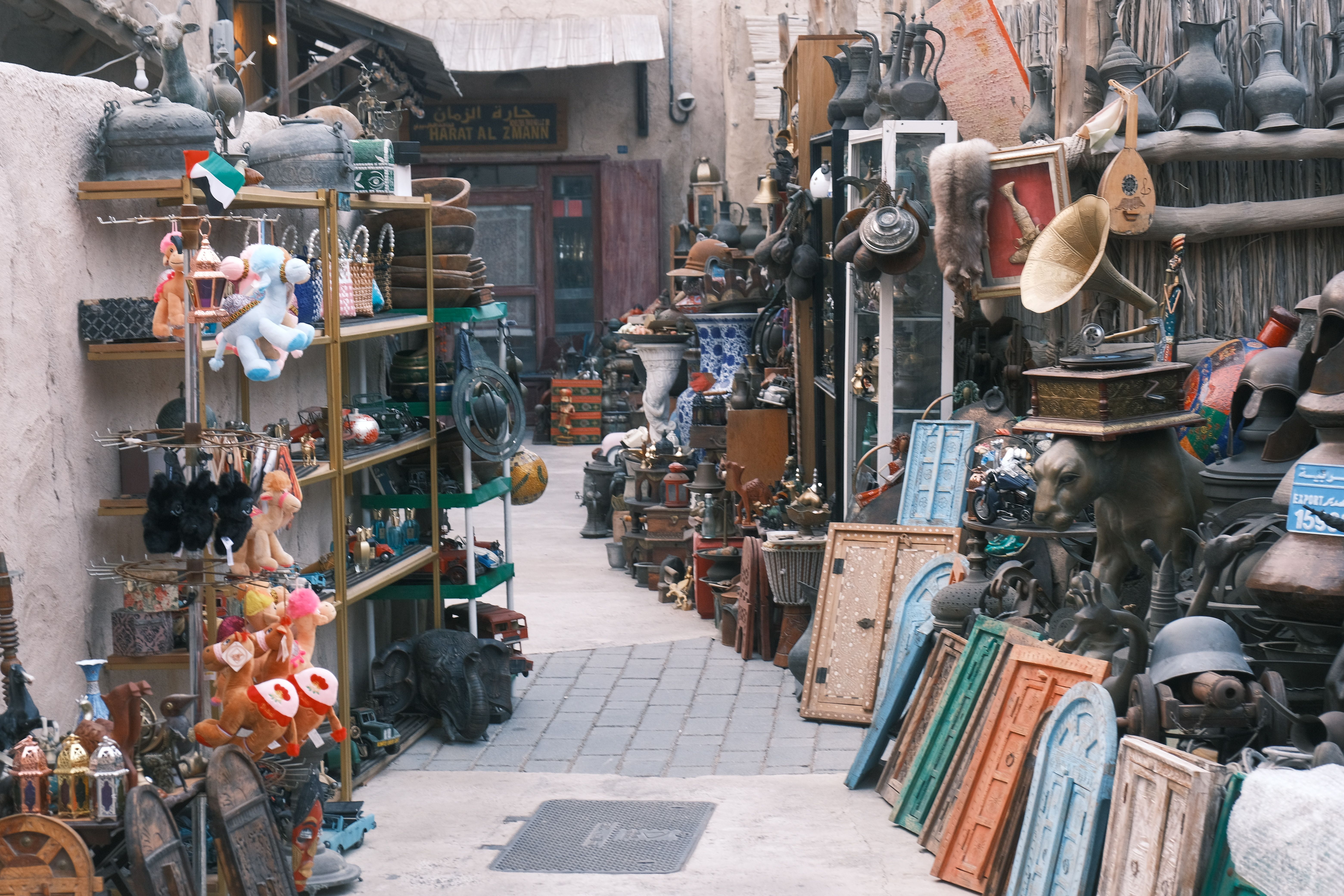 Charming Antique Market Alley with Vintage Treasures · Free Stock Photo