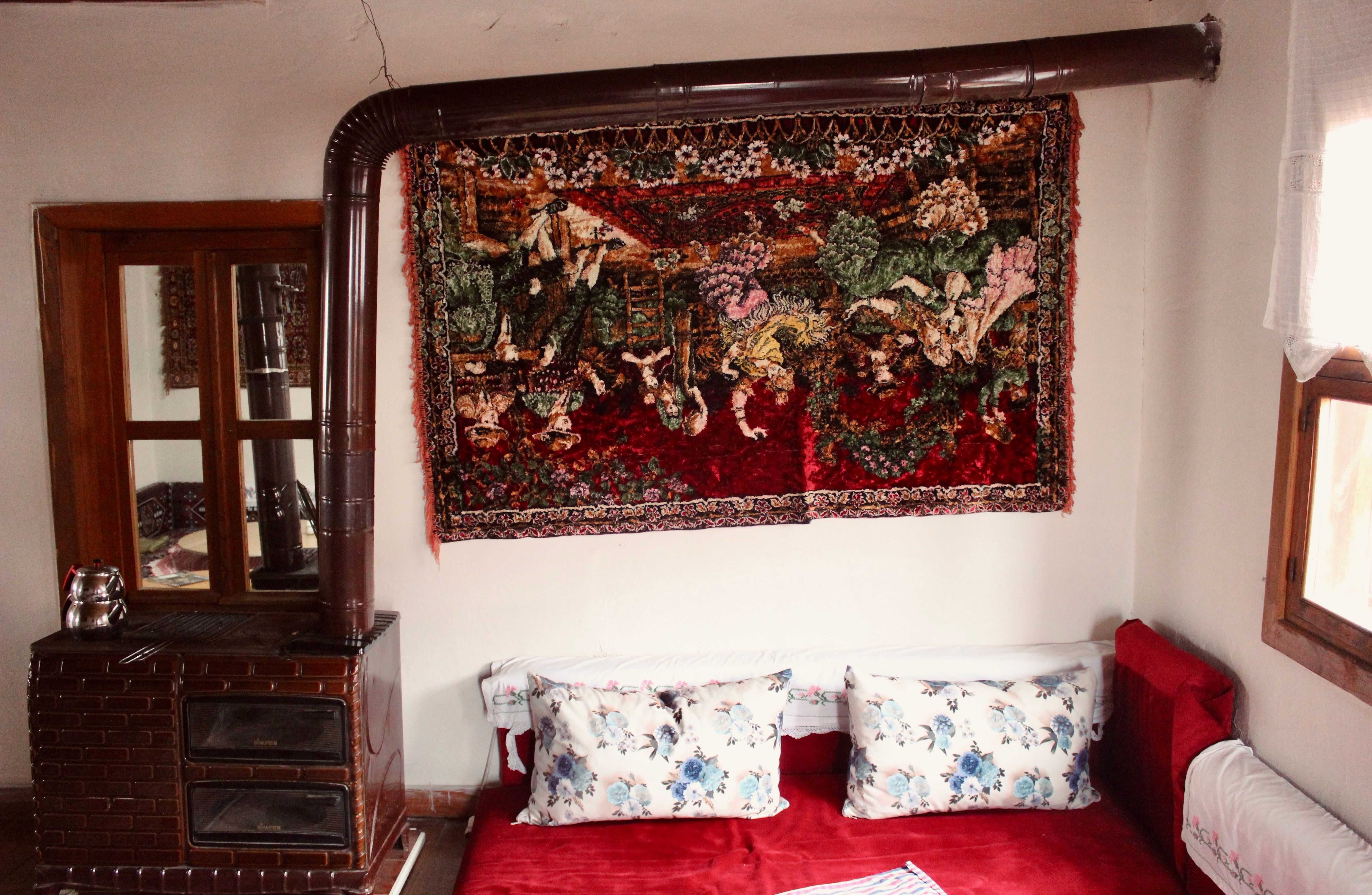 Cozy Turkish Interior with Traditional Rug in Bursa · Free Stock Photo