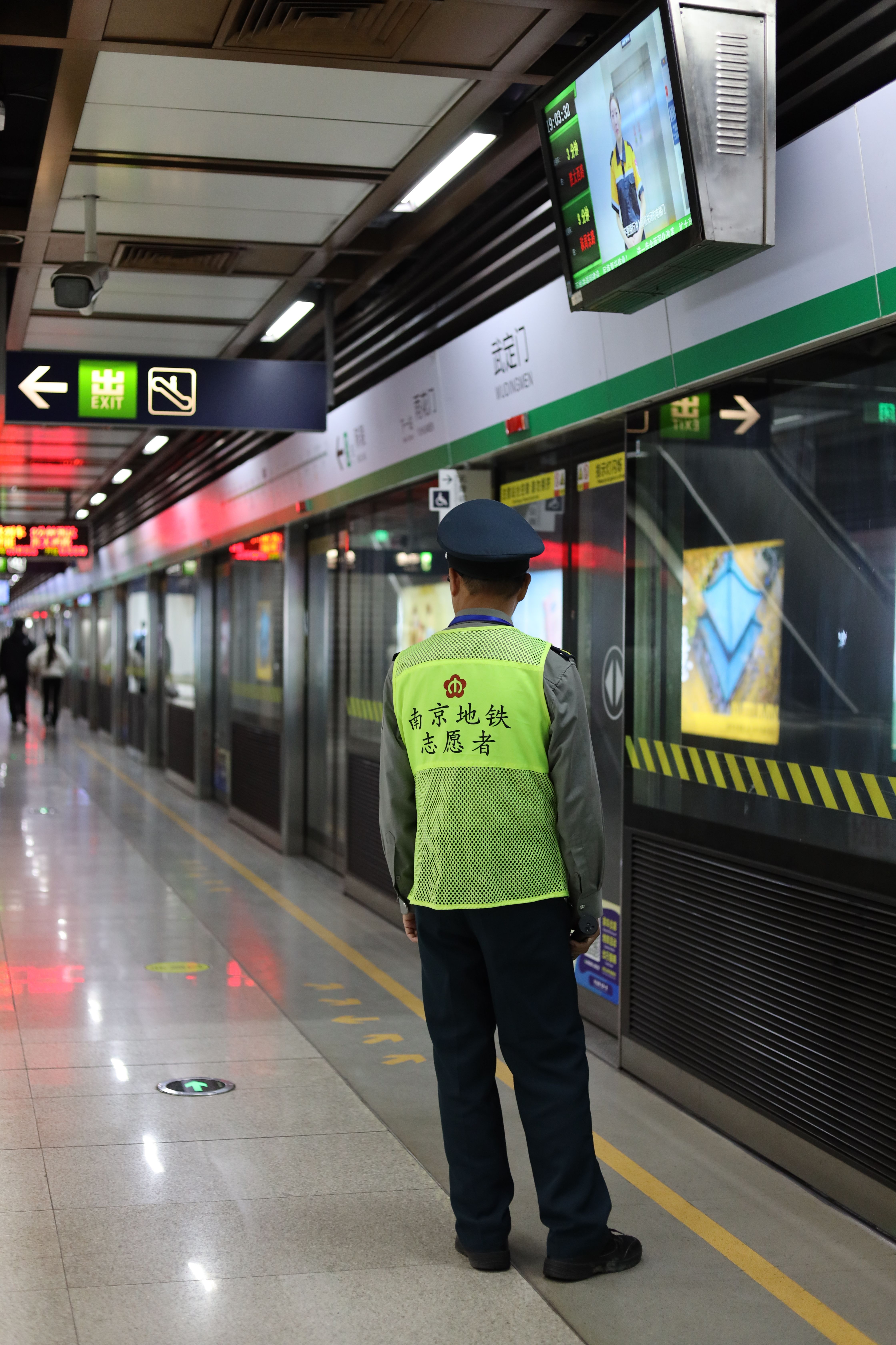 Security Guard on Duty in Nanjing Subway · Free Stock Photo