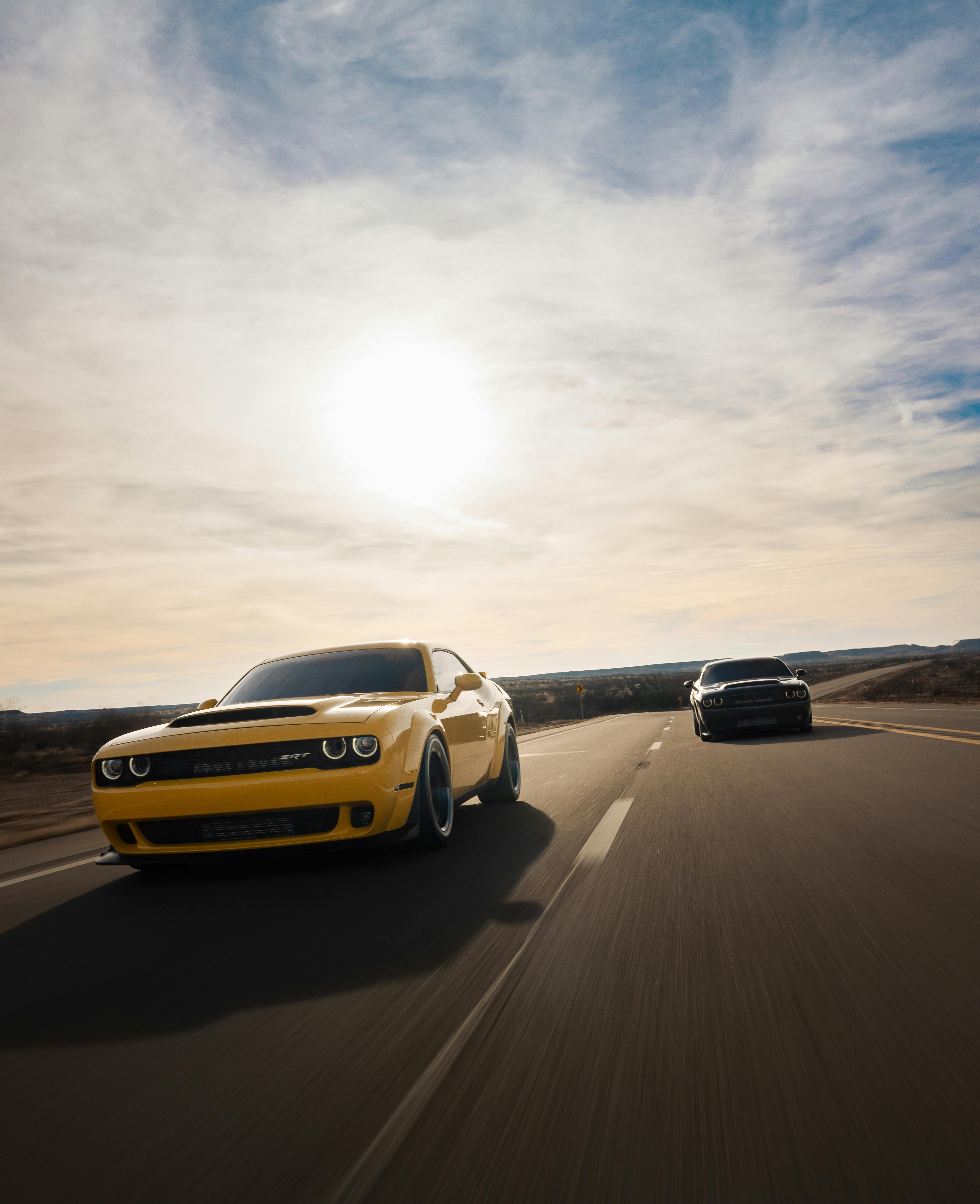 Muscle Cars Dinámicos Compitiendo En Autopista Abierta · Foto de stock ...