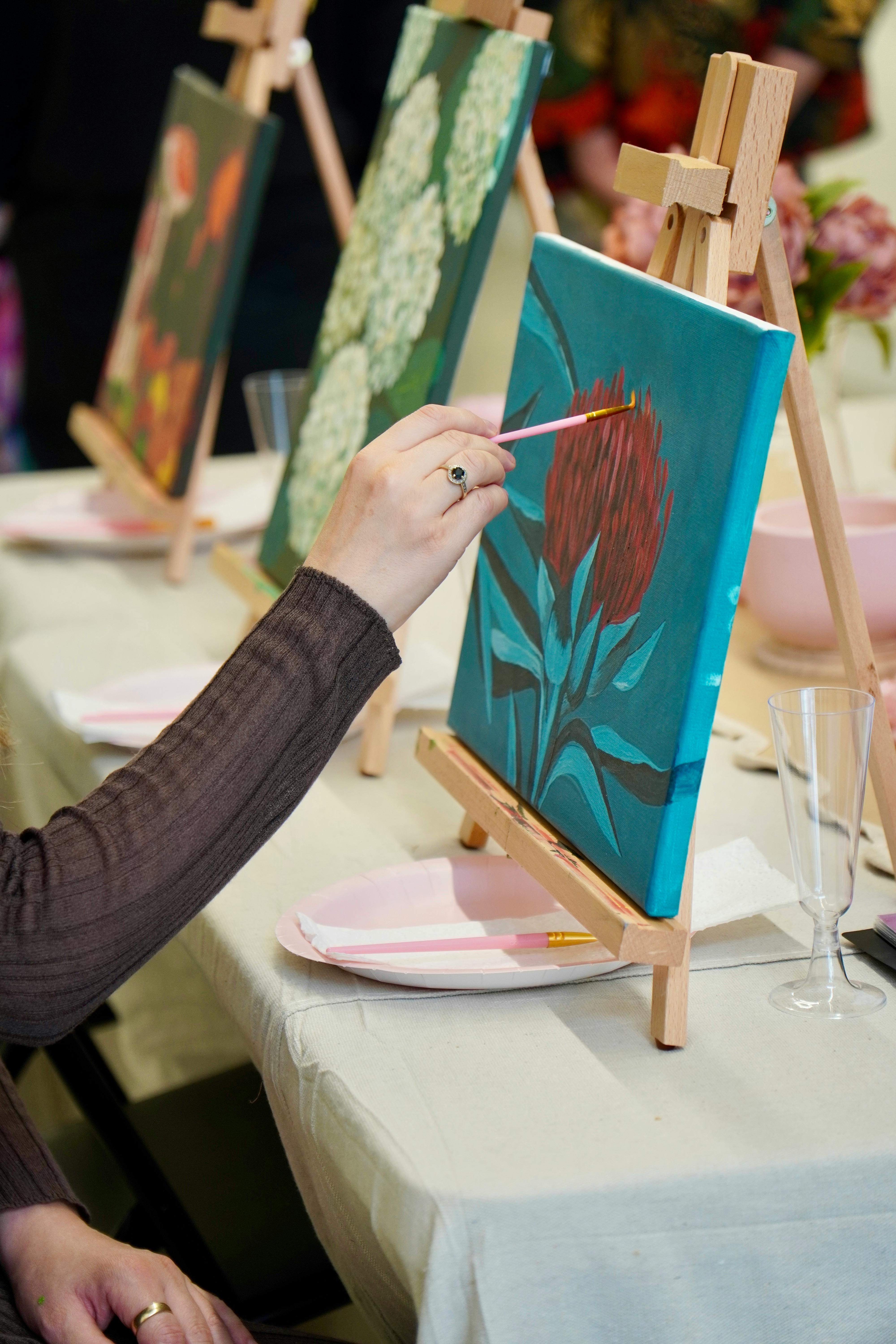 Clase De Arte Con Pintura Floral Sobre Lienzo En Progreso · Foto de ...