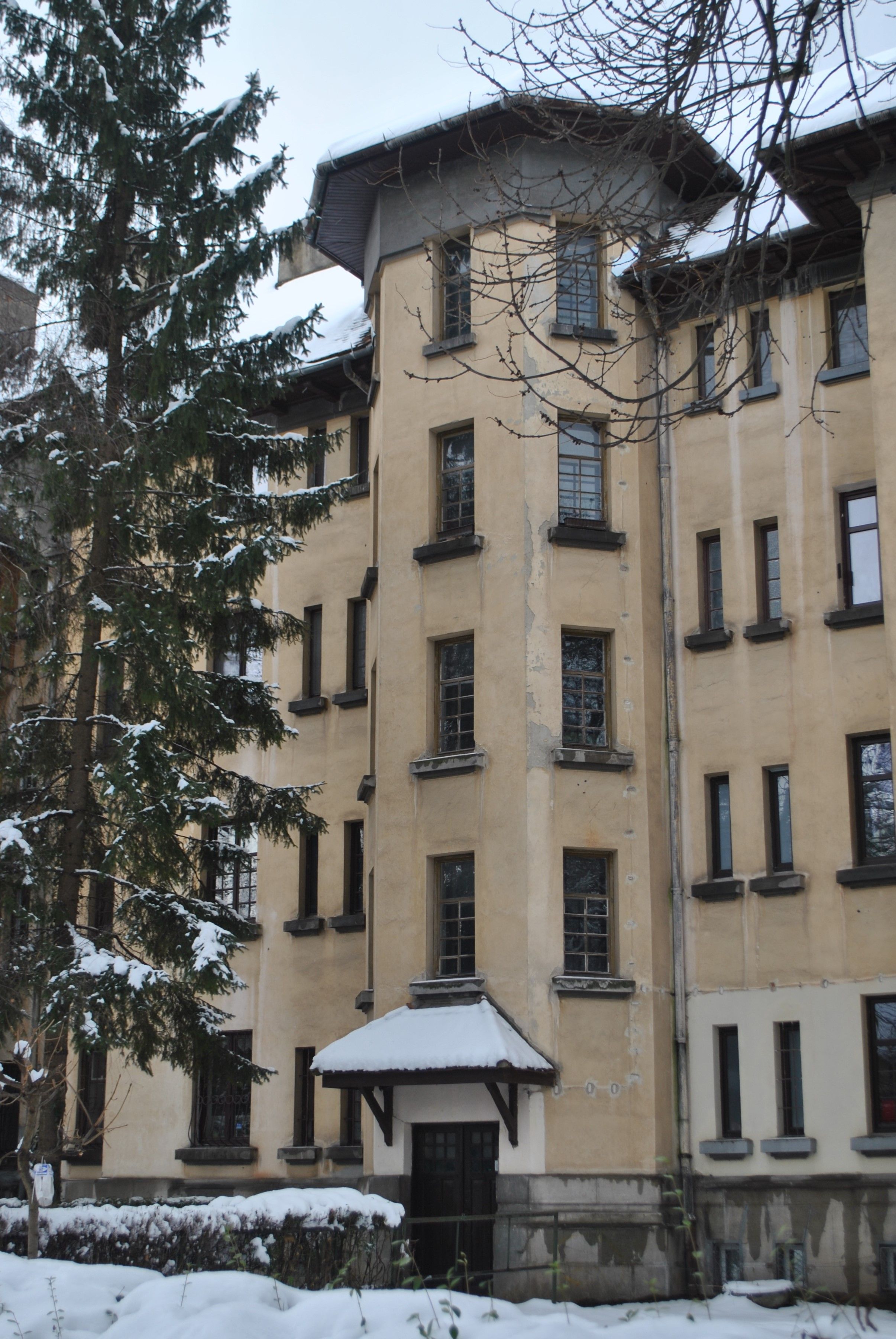 Snow-Covered Historic Building in Winter Setting · Free Stock Photo
