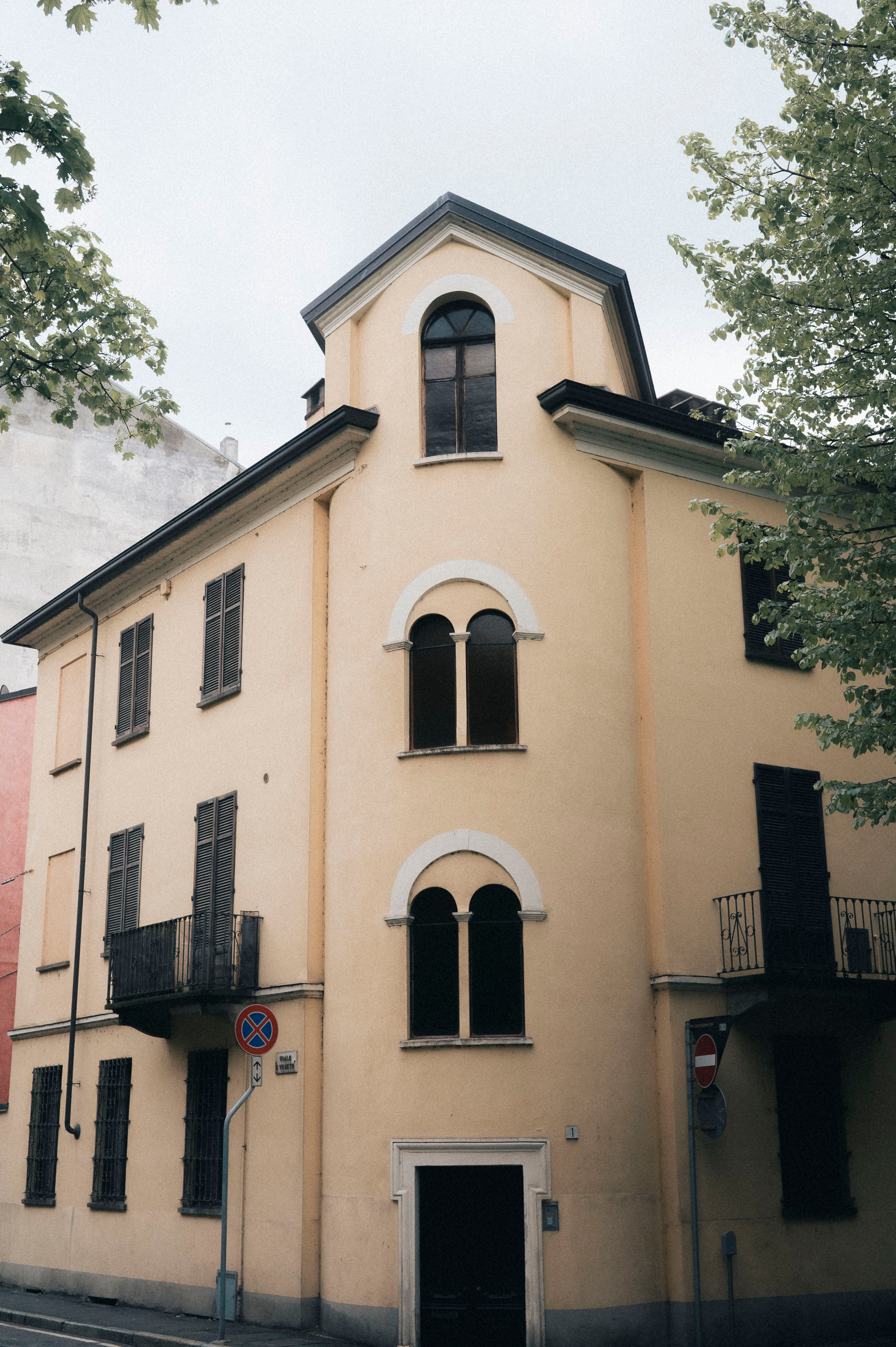 Charming Yellow Building with Classical Architecture · Free Stock Photo