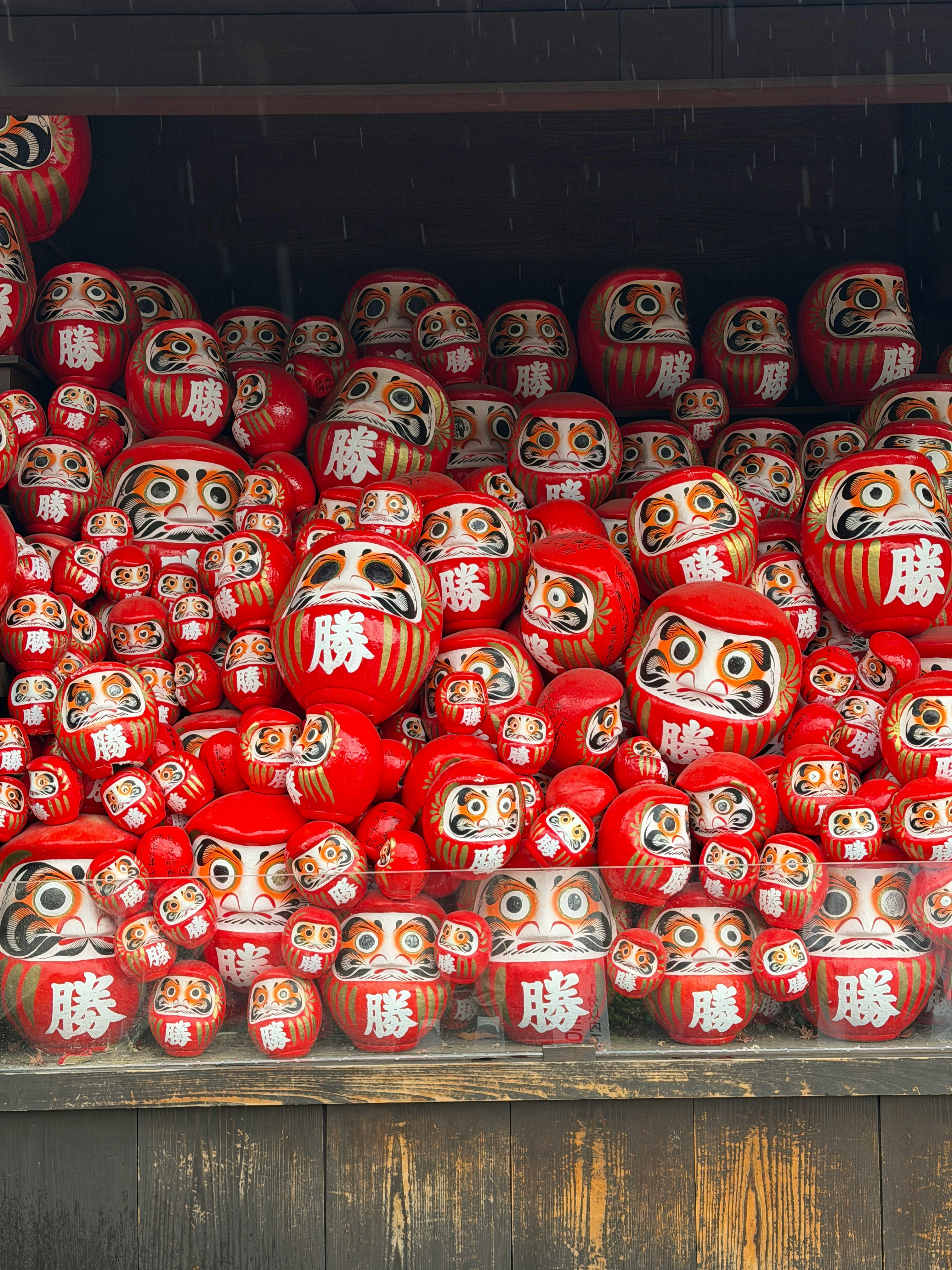 Exposição De Bonecas Daruma Vermelhas Em Kyoto · Foto profissional gratuita