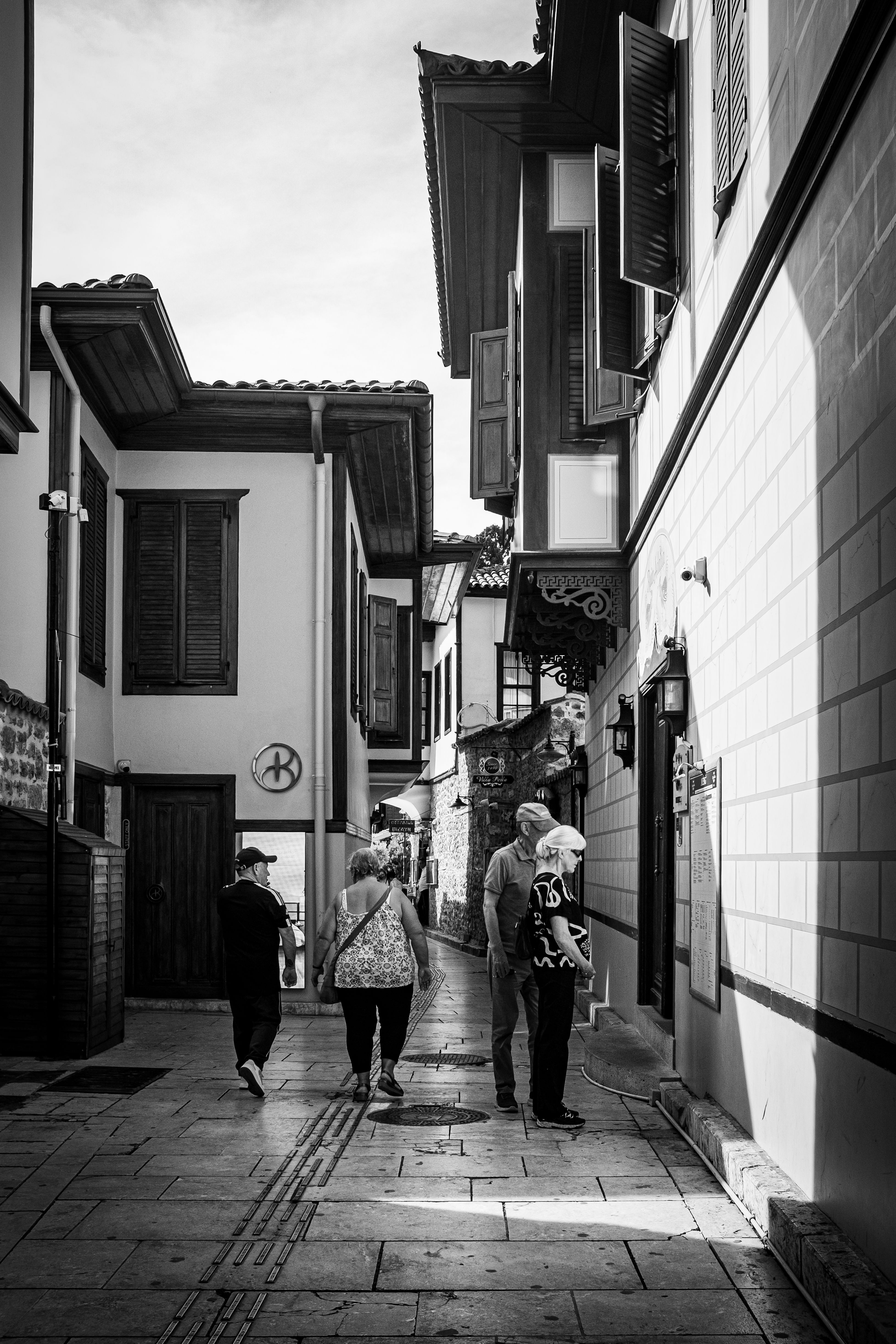 Charming Black and White Alleyway Scene · Free Stock Photo