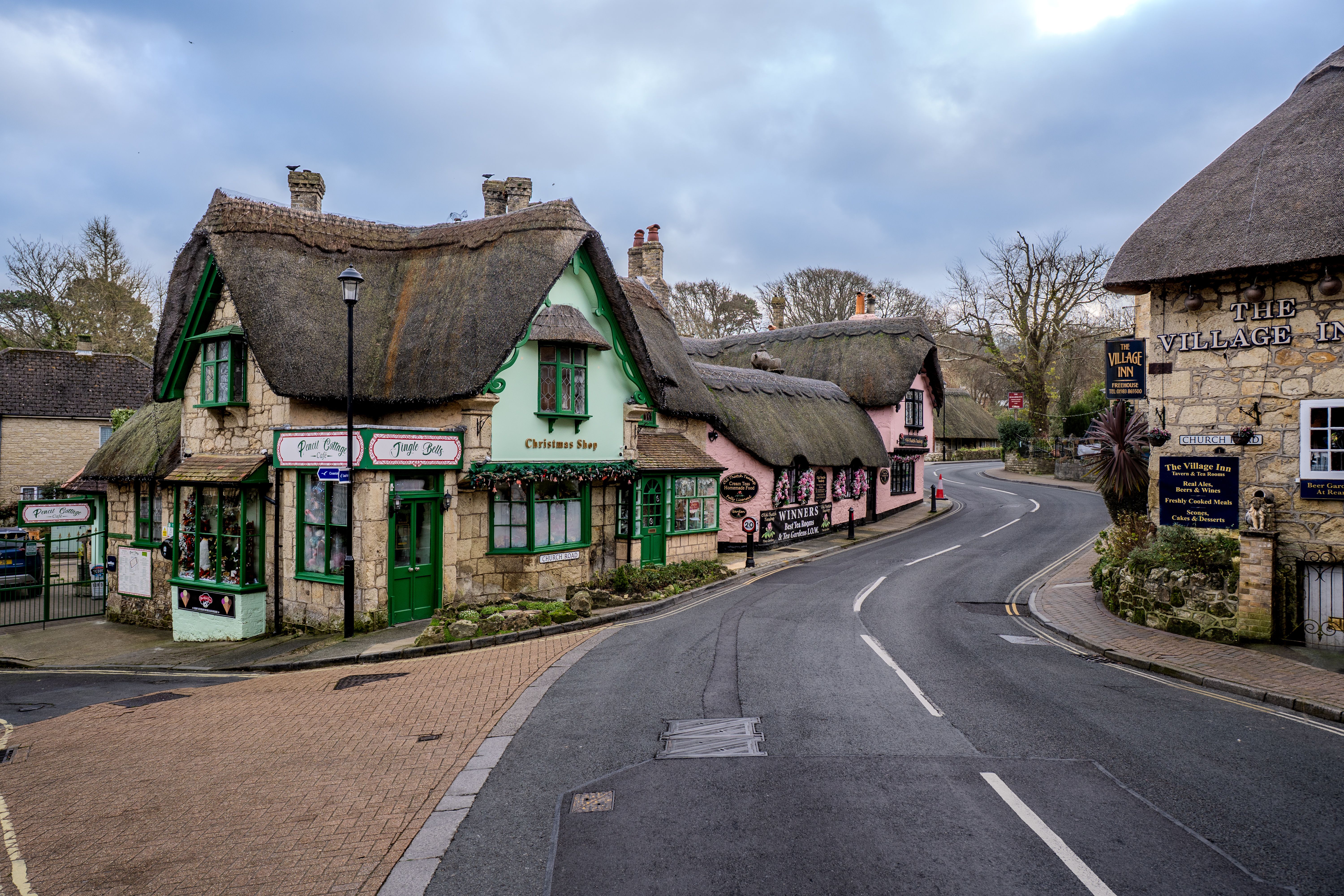 Charming English Village Street with Thatched Roofs · Free Stock Photo