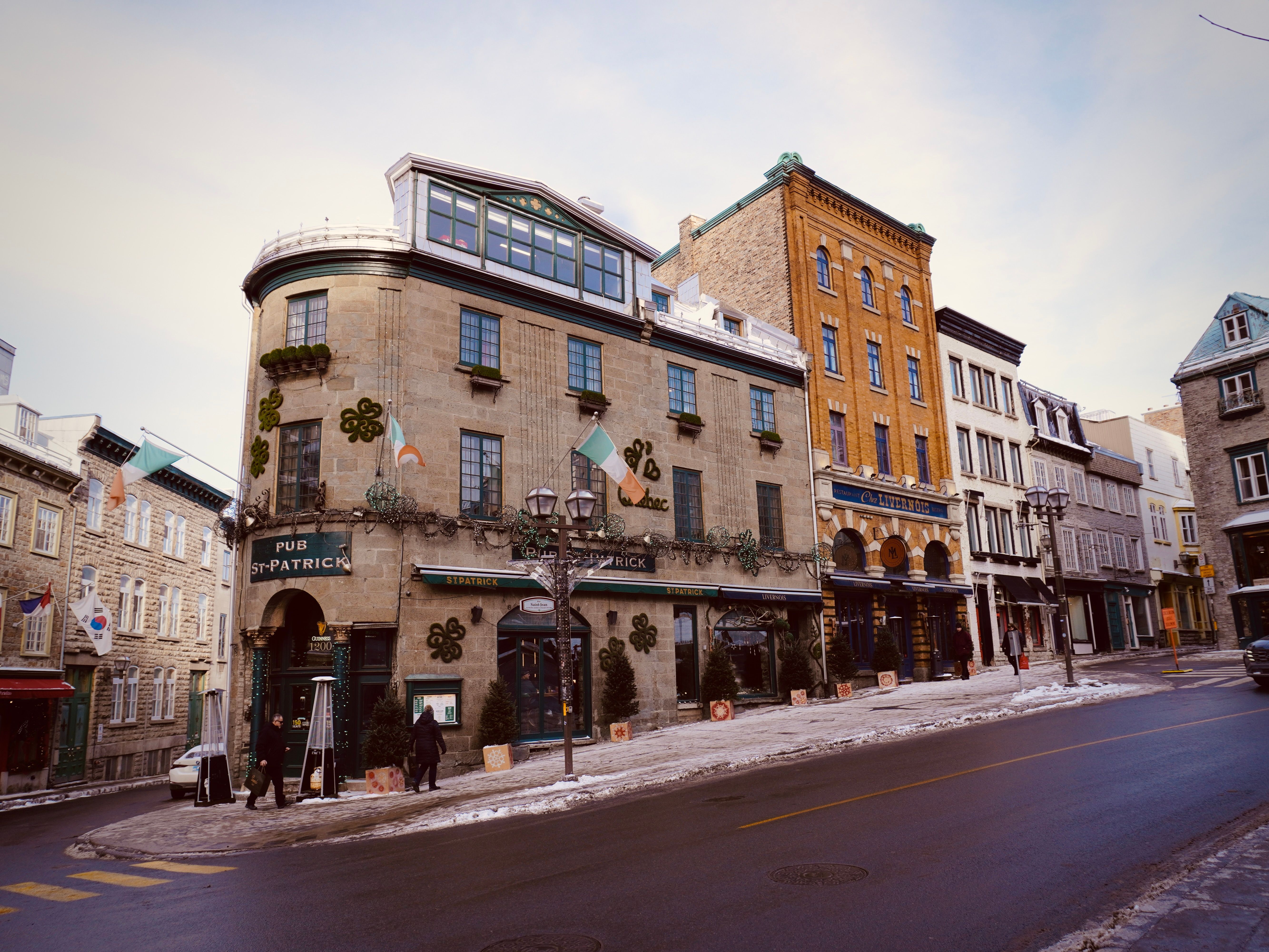 Pub Histórico St. Patrick En La Calle Old Quebec City · Foto de stock ...