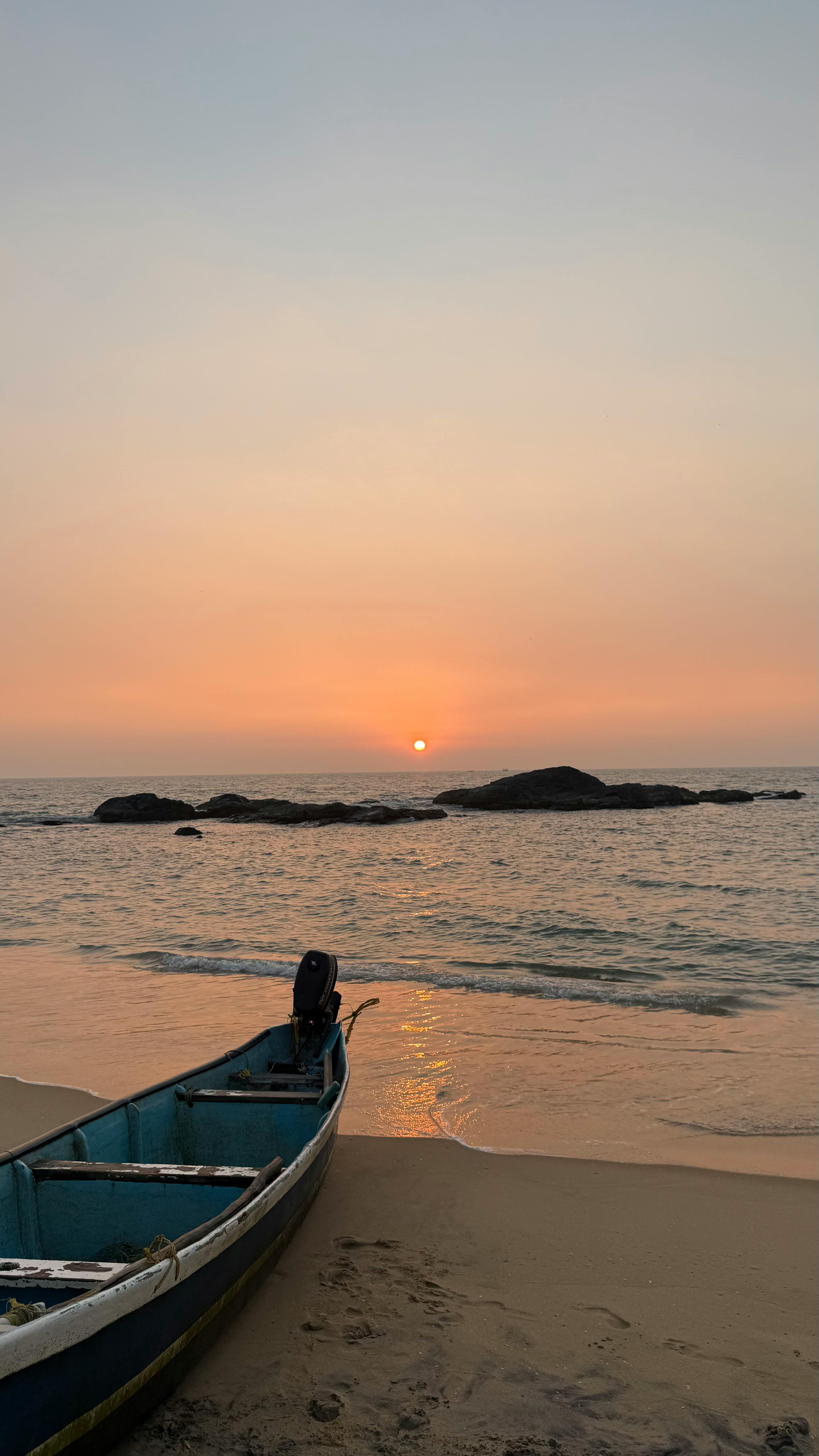 Atardecer Tranquilo Con Un Barco Abandonado En La Playa · Foto de stock ...