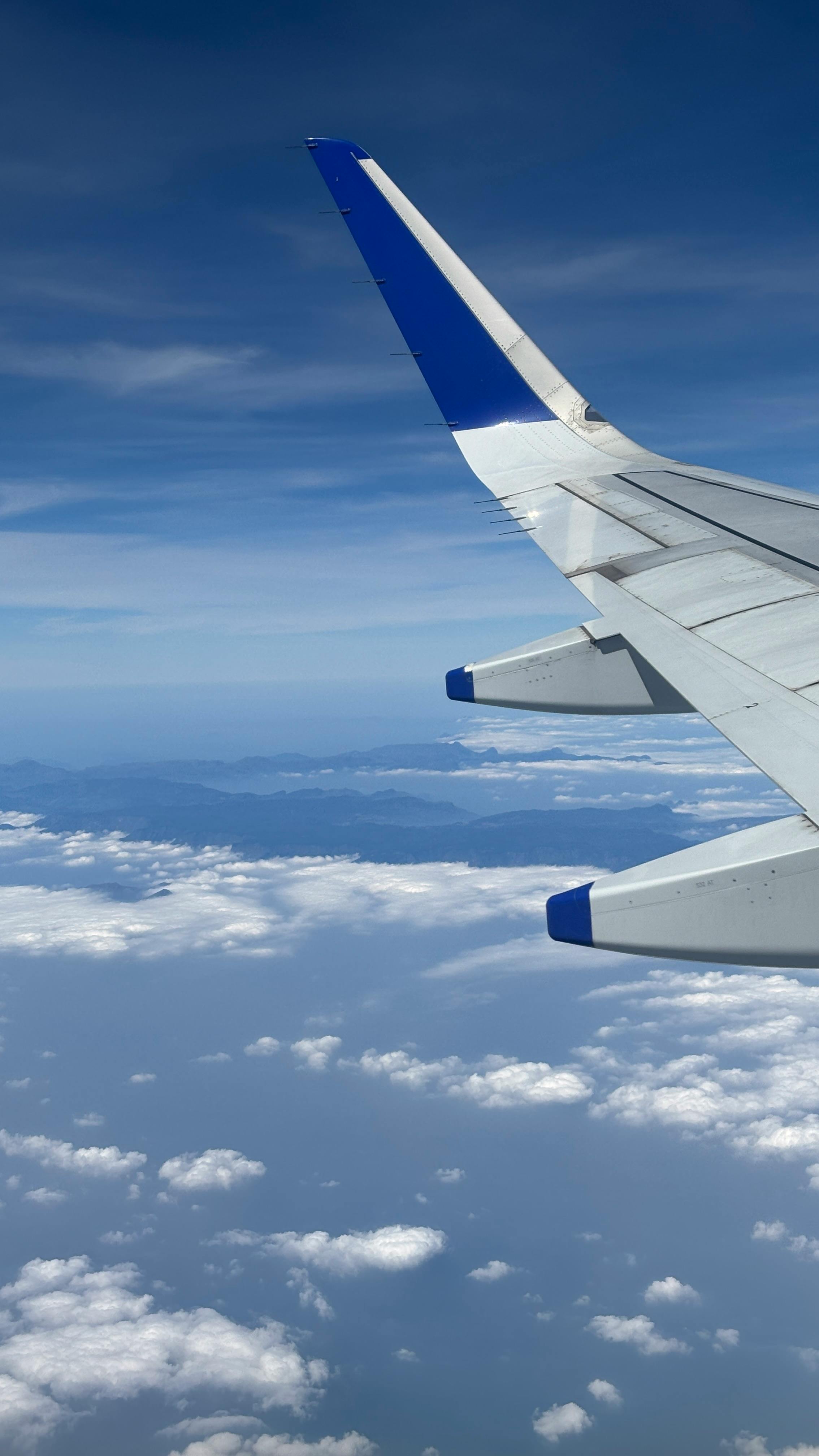 Vista Aérea Desde Un Avión Con Blue Wing · Foto de stock gratuita