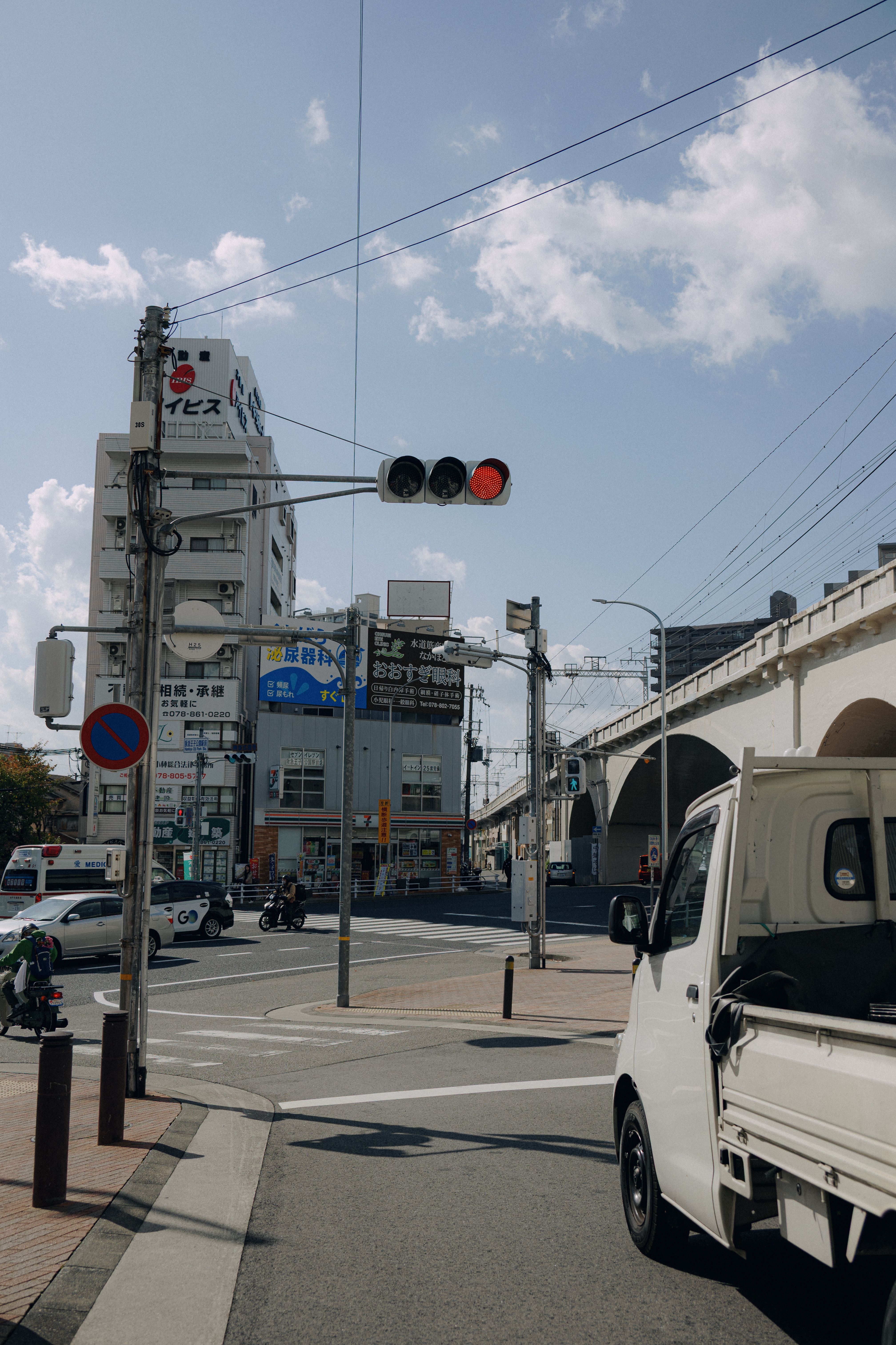 Urban Street Scene with Red Traffic Light · Free Stock Photo