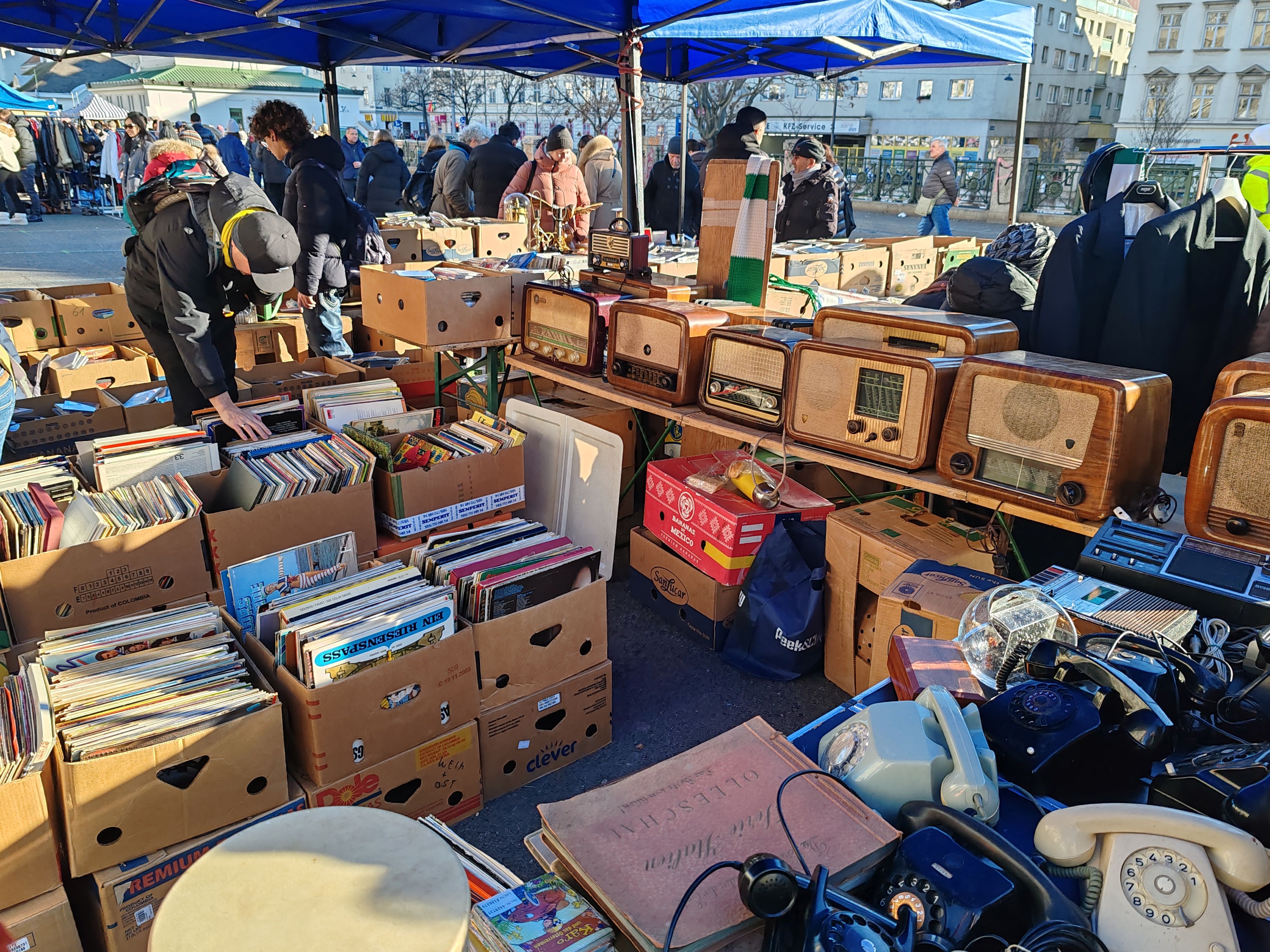 Vintage Radios and Records at Vienna Flea Market · Free Stock Photo
