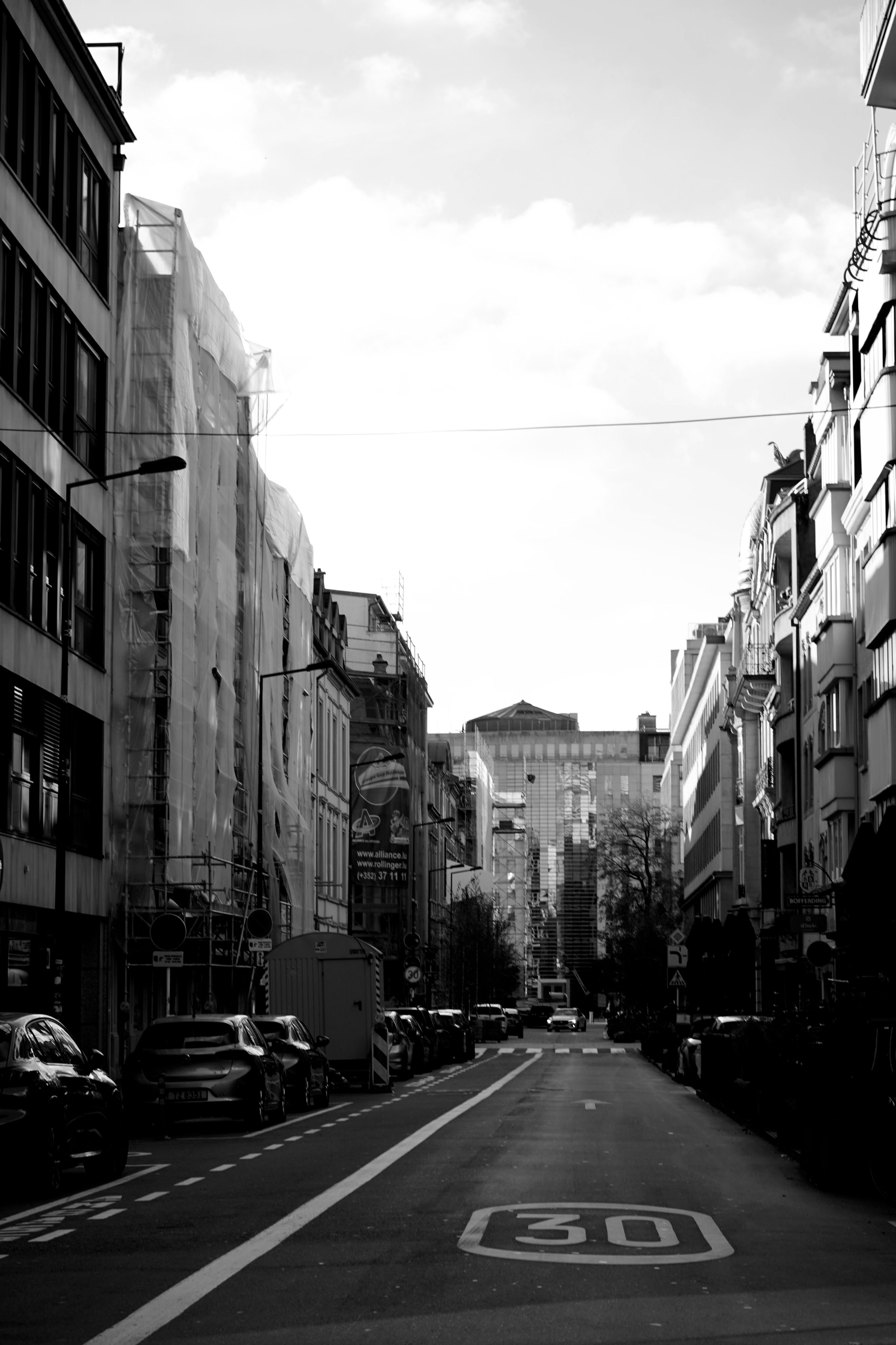 Black and White Urban Street with Calm Ambience · Free Stock Photo