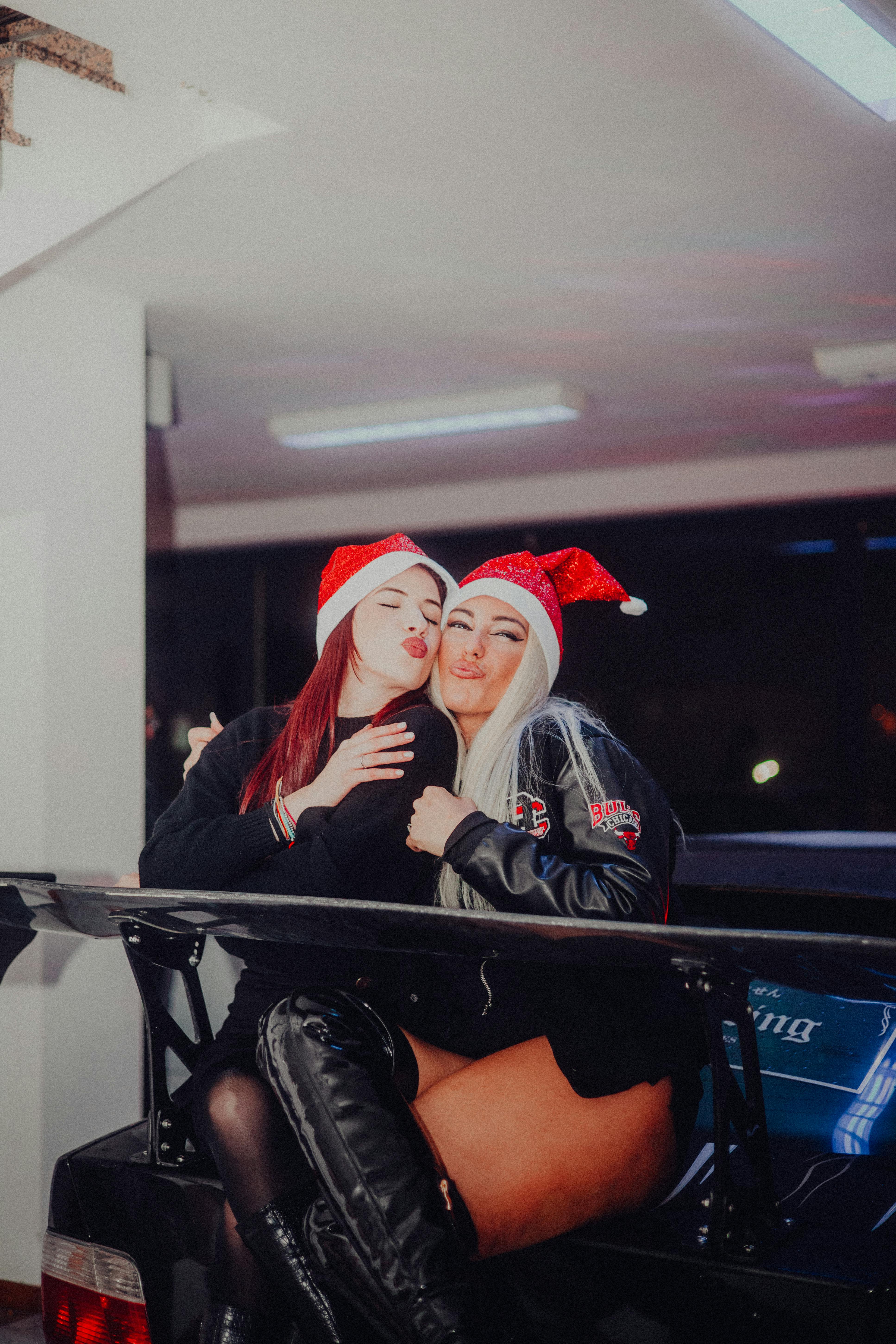 Noche Festiva De Reunión En Coche Con Amigos · Foto de stock gratuita