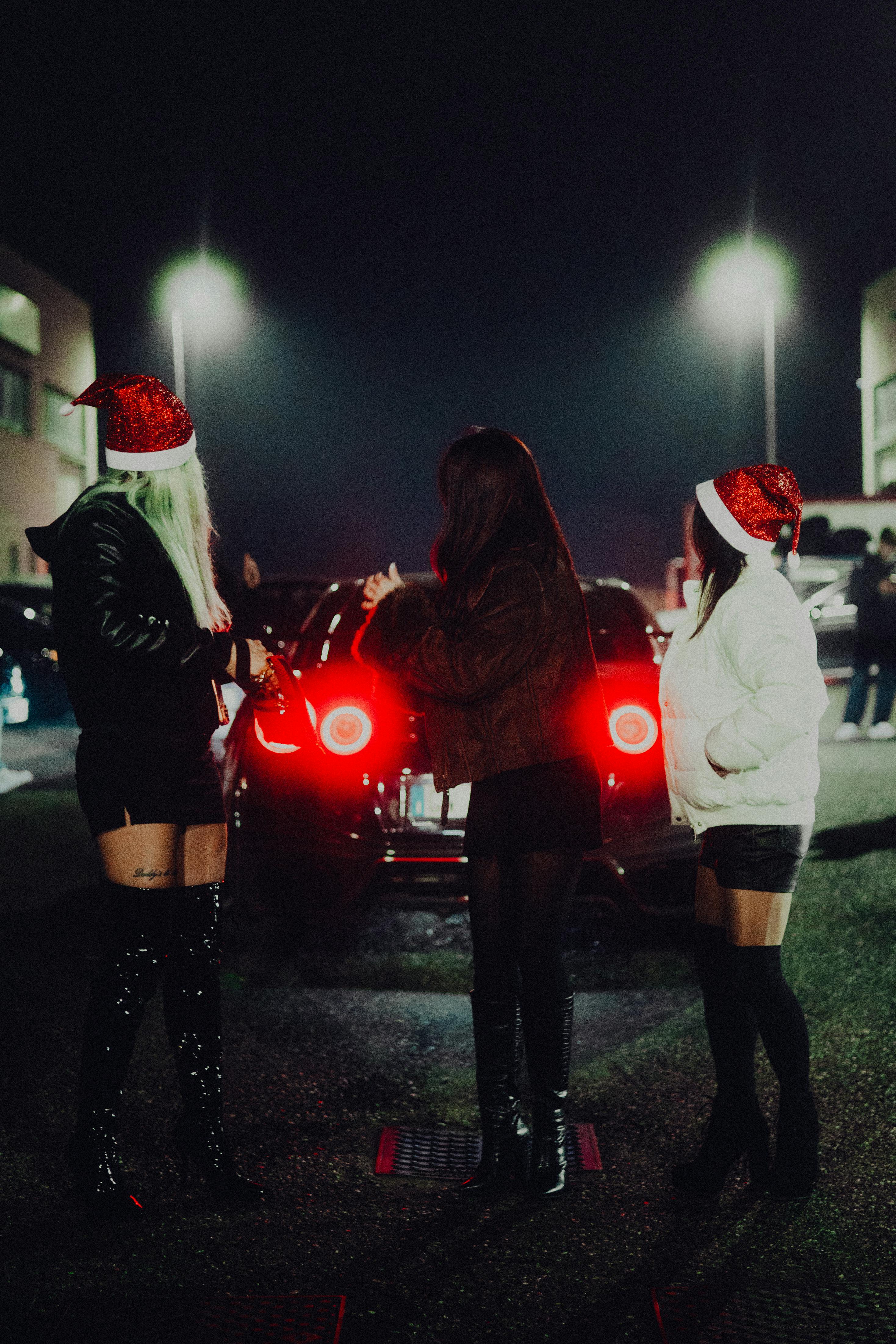 Noche Festiva De Reunión En Coche Con Amigos · Foto de stock gratuita