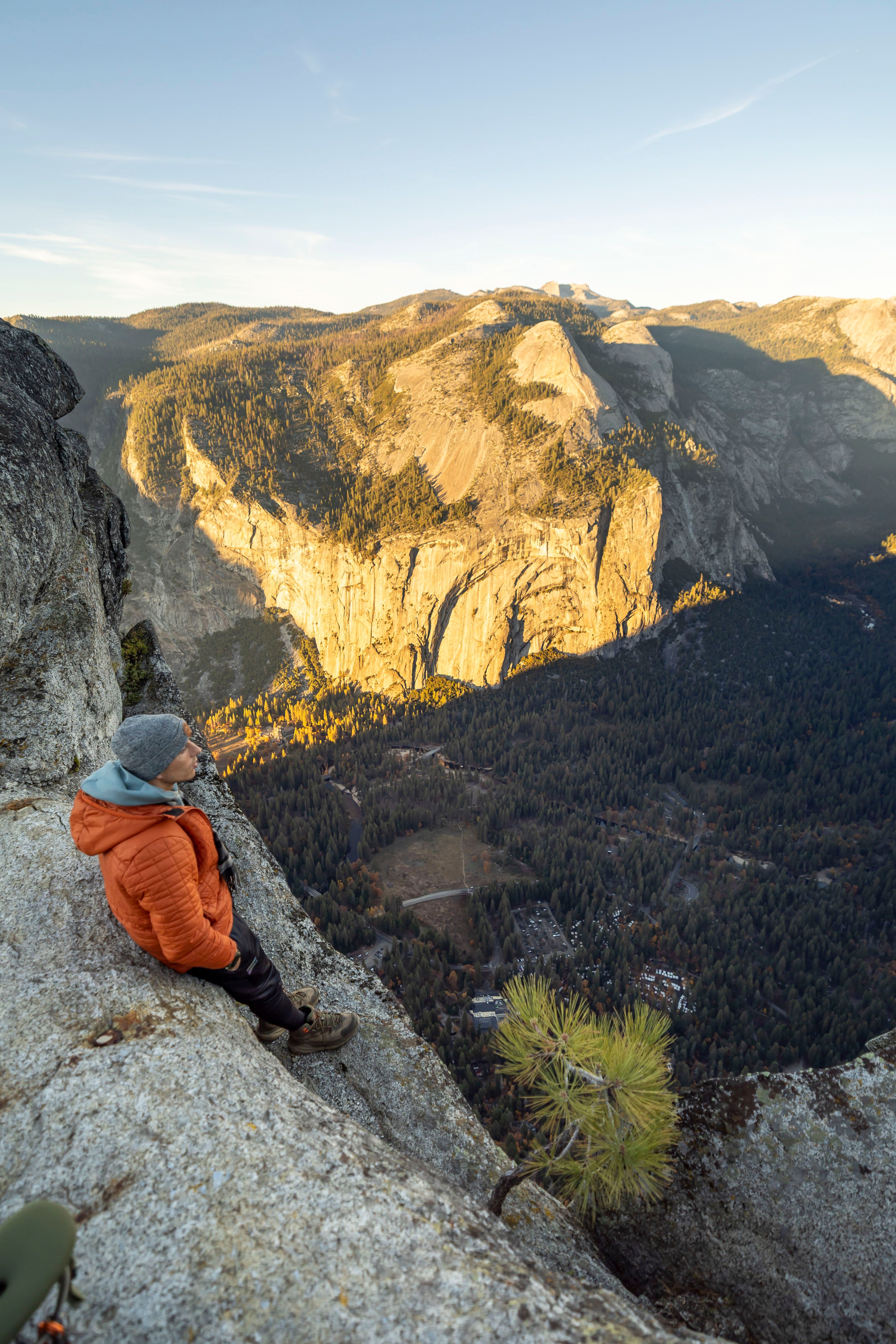 Hiker Enjoying the Scenic View from Yosemite Cliff Edge · Free Stock Photo