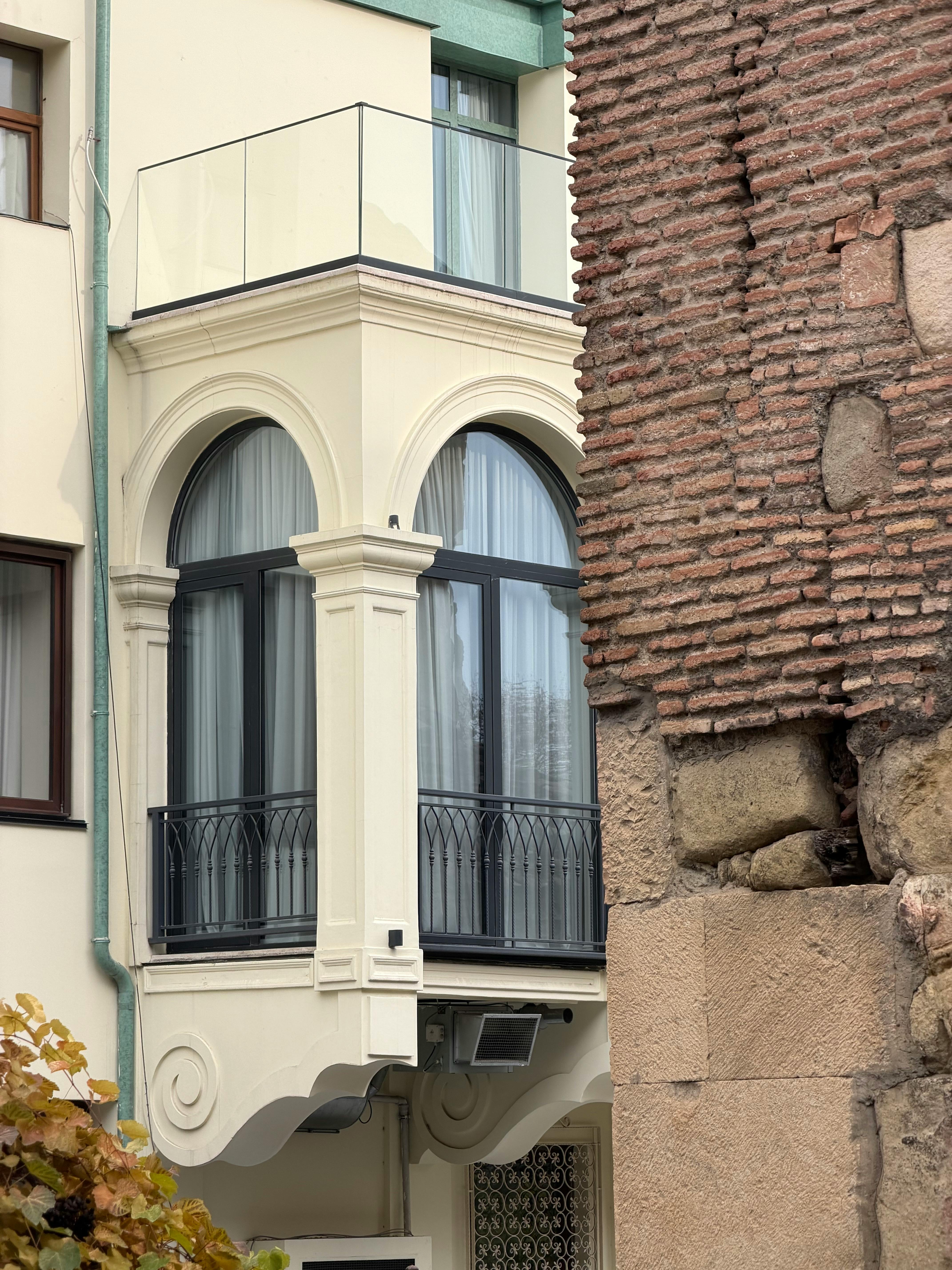 Classical Architecture with Modern Elements · Free Stock Photo