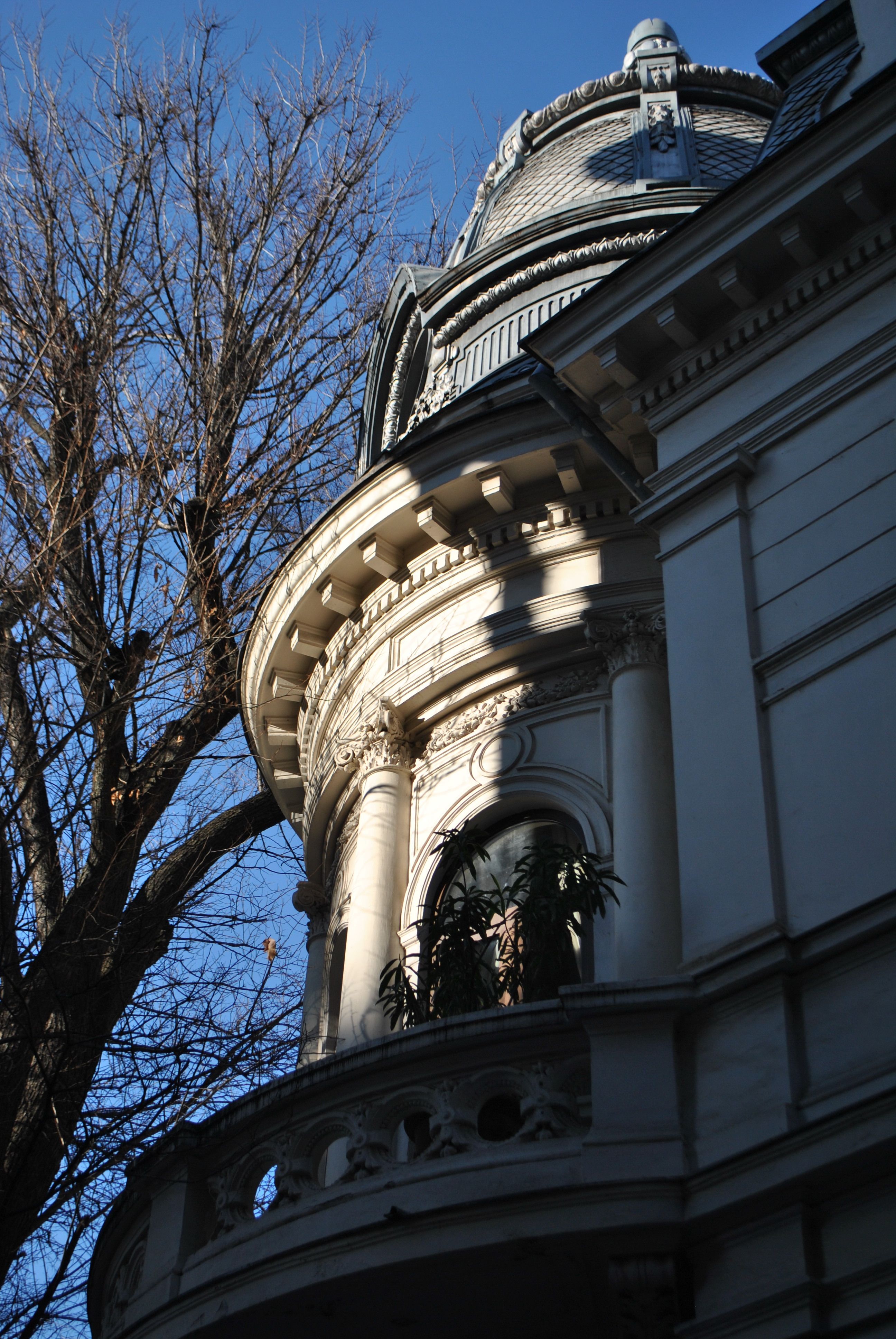 Historic Architectural Facade in Winter Sunlight · Free Stock Photo