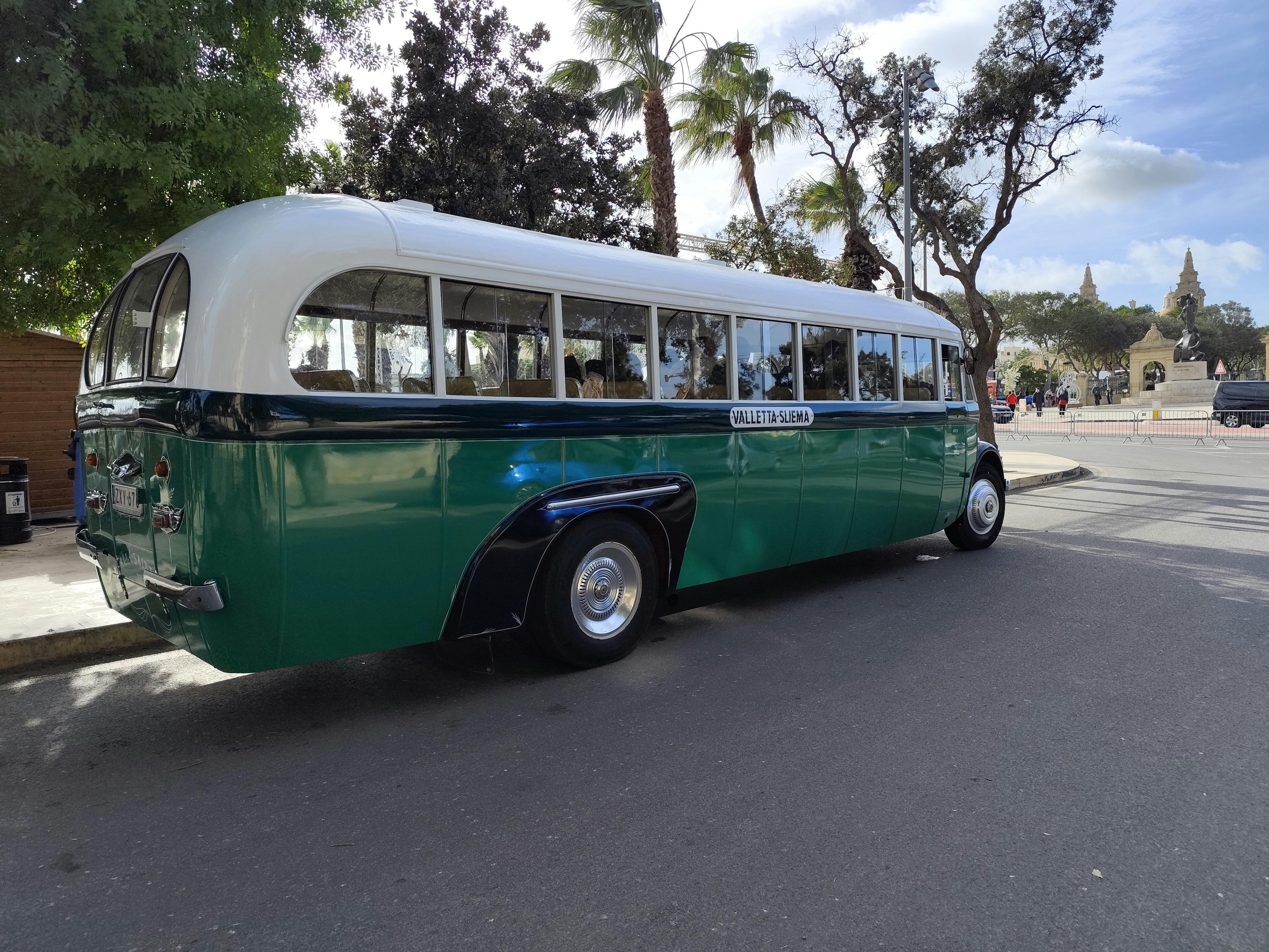 Vintage Maltese Bus in Valletta Street Scene · Free Stock Photo