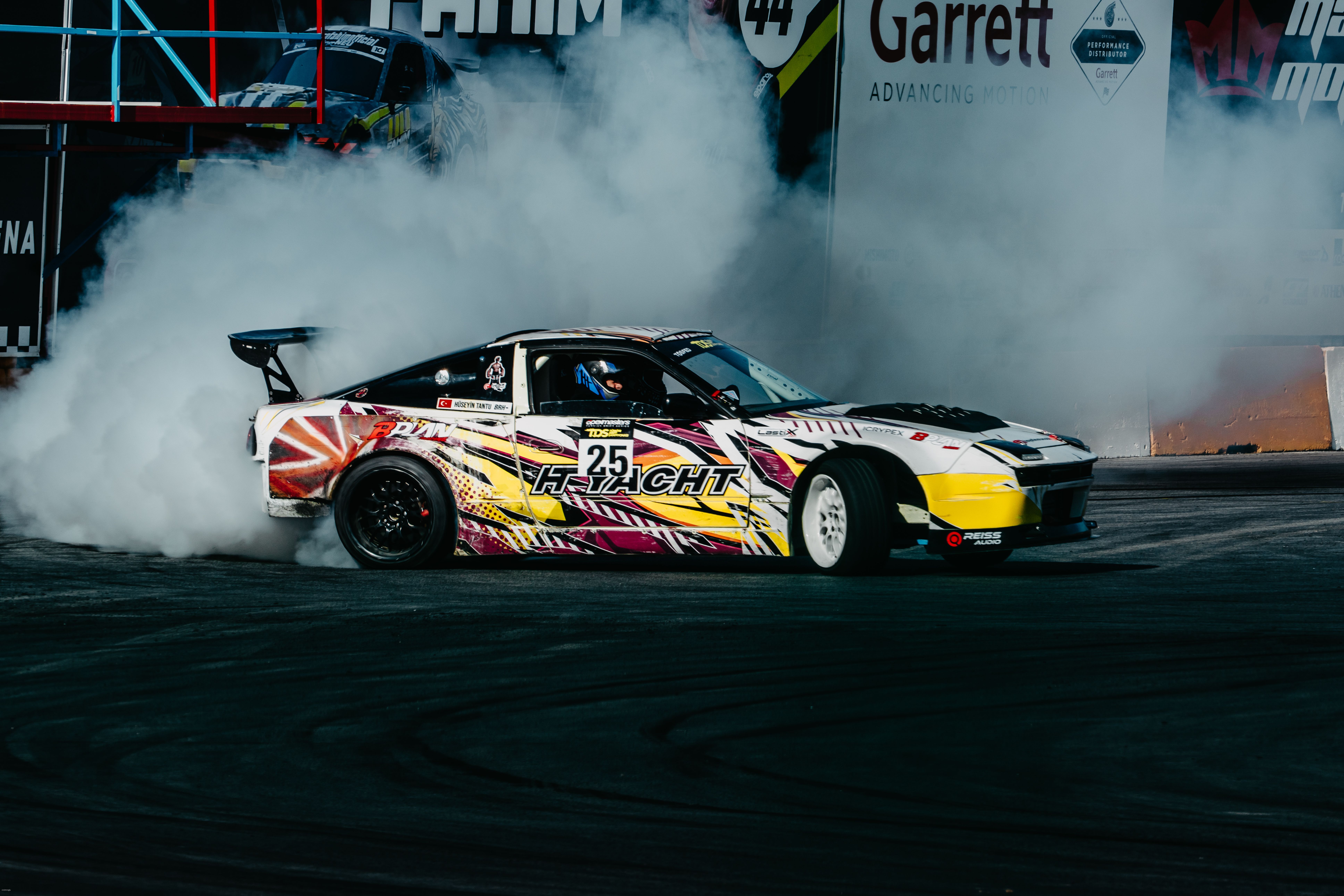 Aksi Drifting Mobil Balap Yang Meriah Di Tengah Asap · Foto Stok Gratis