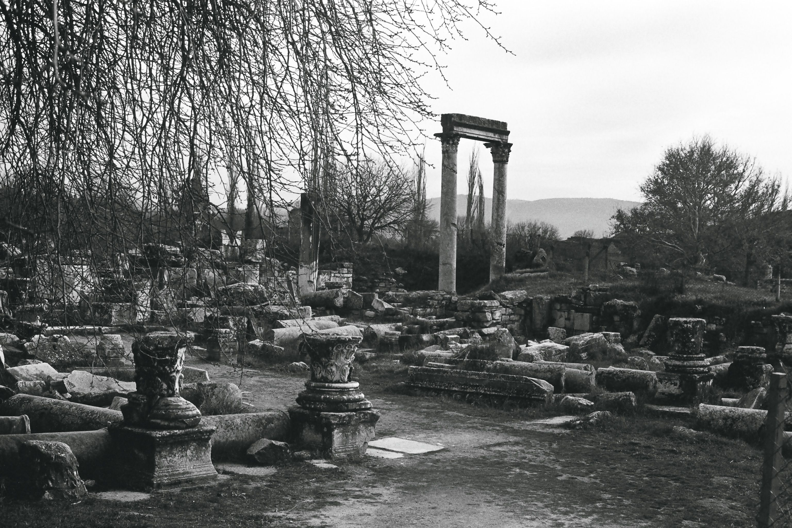Ruinas Antiguas Con Columnas Romanas En Blanco Y Negro · Foto de stock ...
