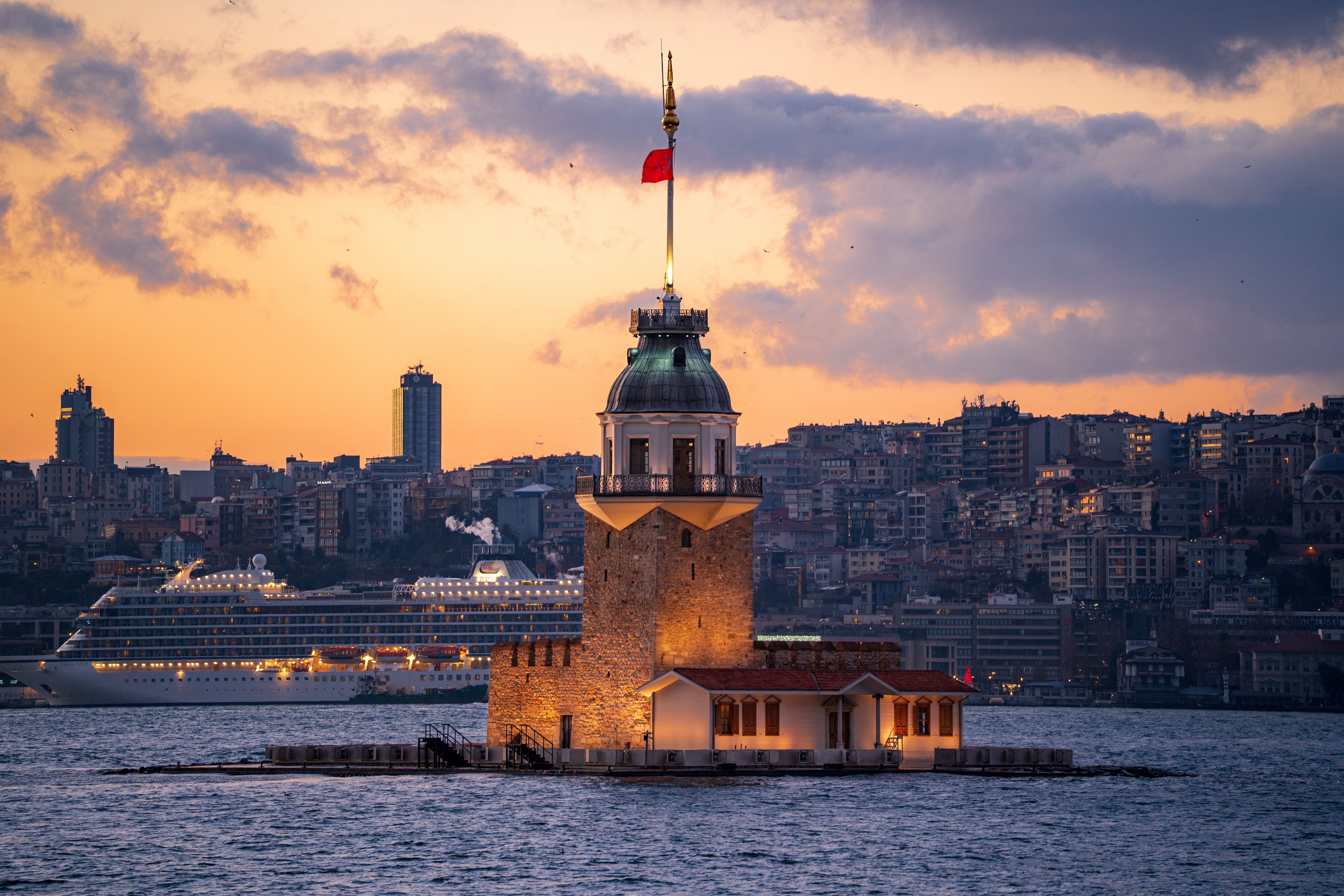 Maiden's Tower at Sunset in Istanbul, Turkey · Free Stock Photo