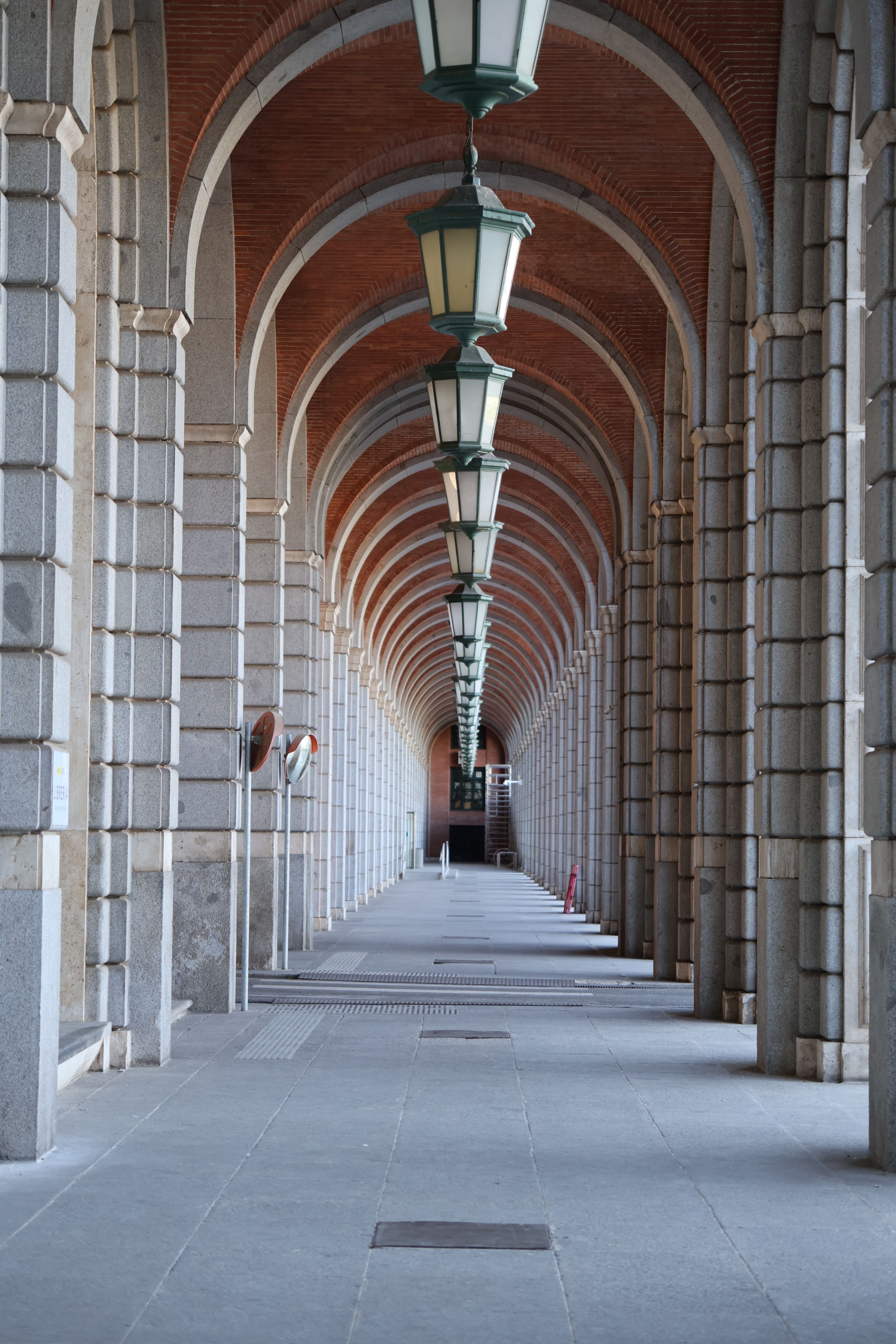 Elegant Architectural Archway Perspective · Free Stock Photo