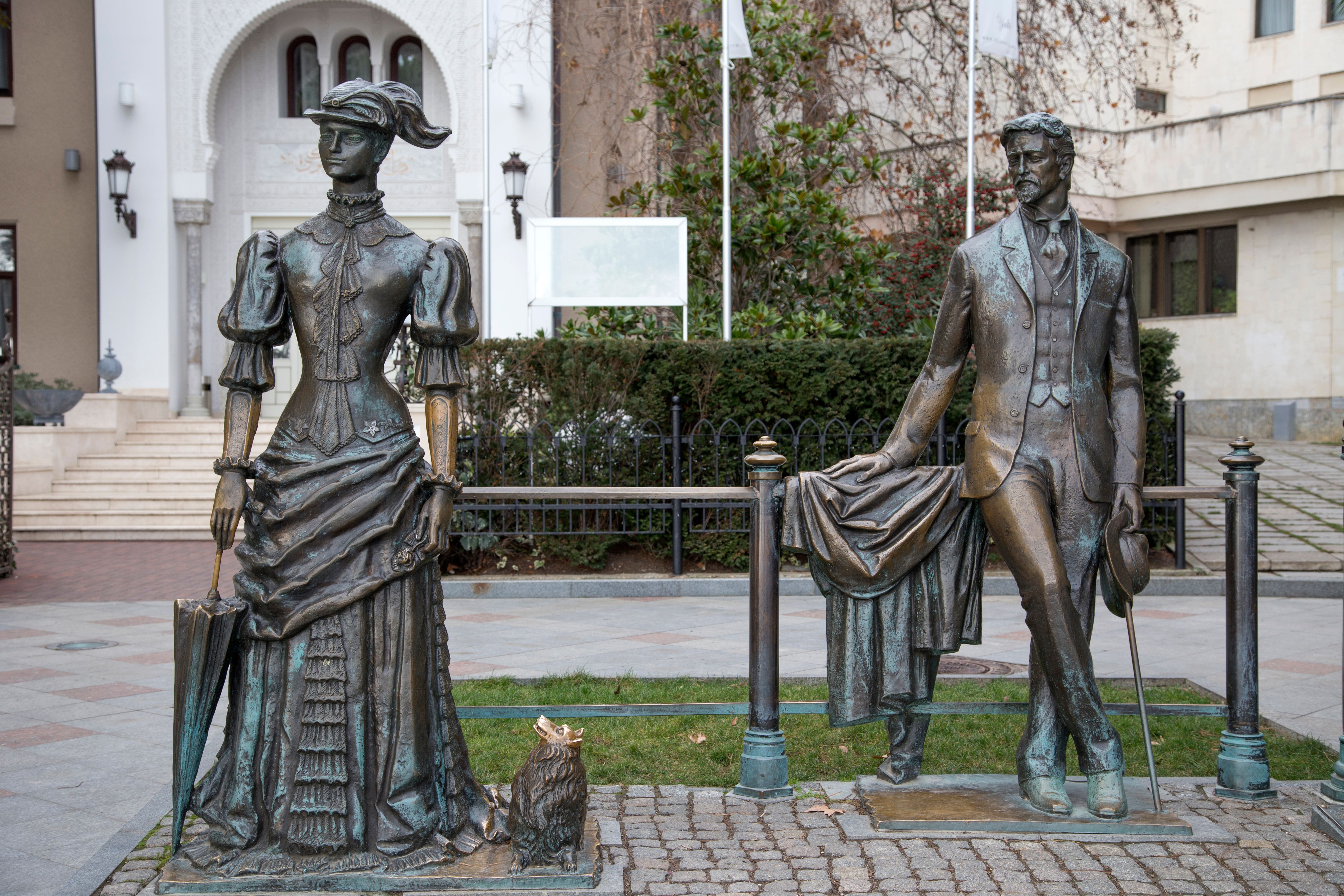 Victorian Bronze Statues in Urban Setting · Free Stock Photo