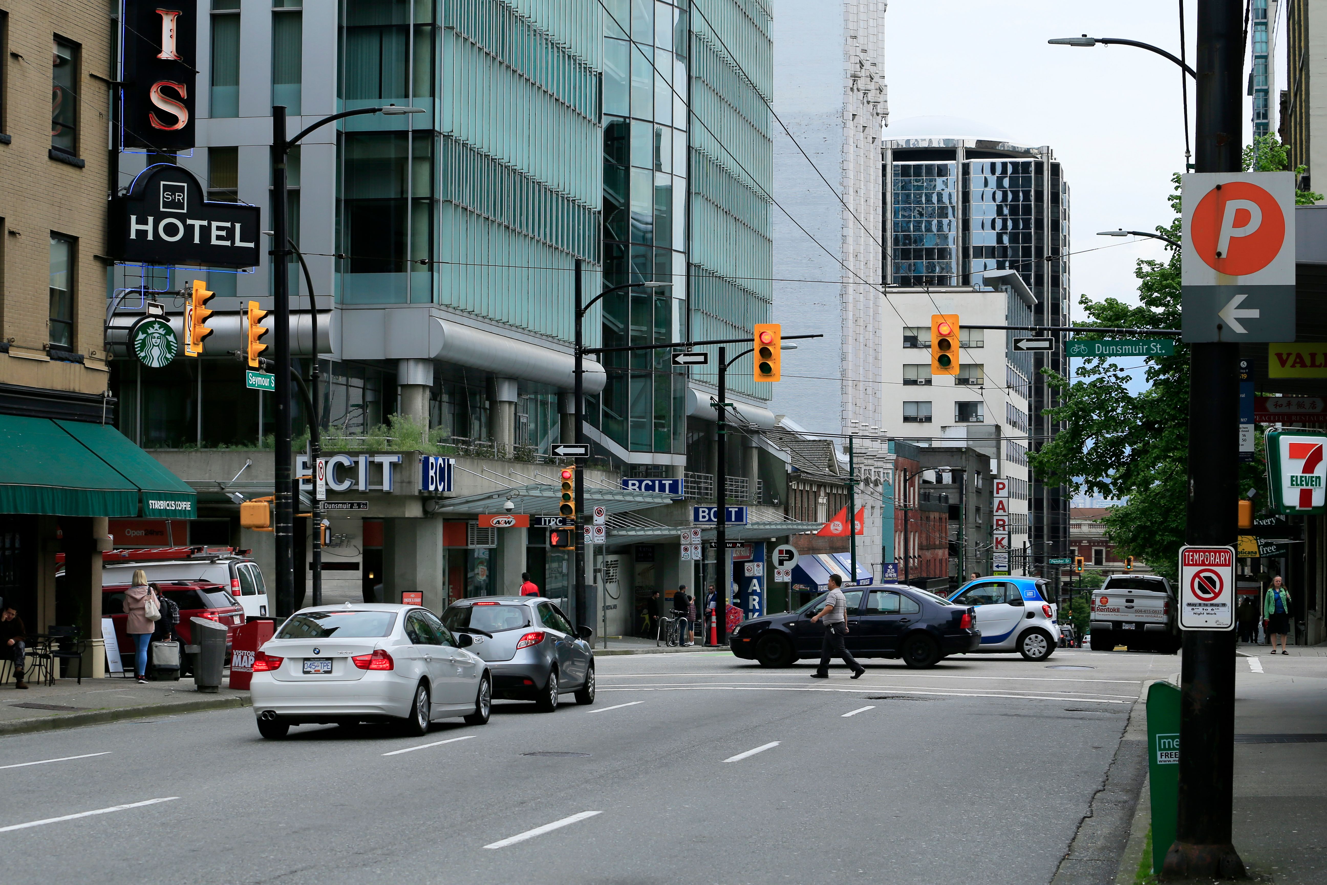 Lively Urban Intersection in Downtown Cityscape · Free Stock Photo