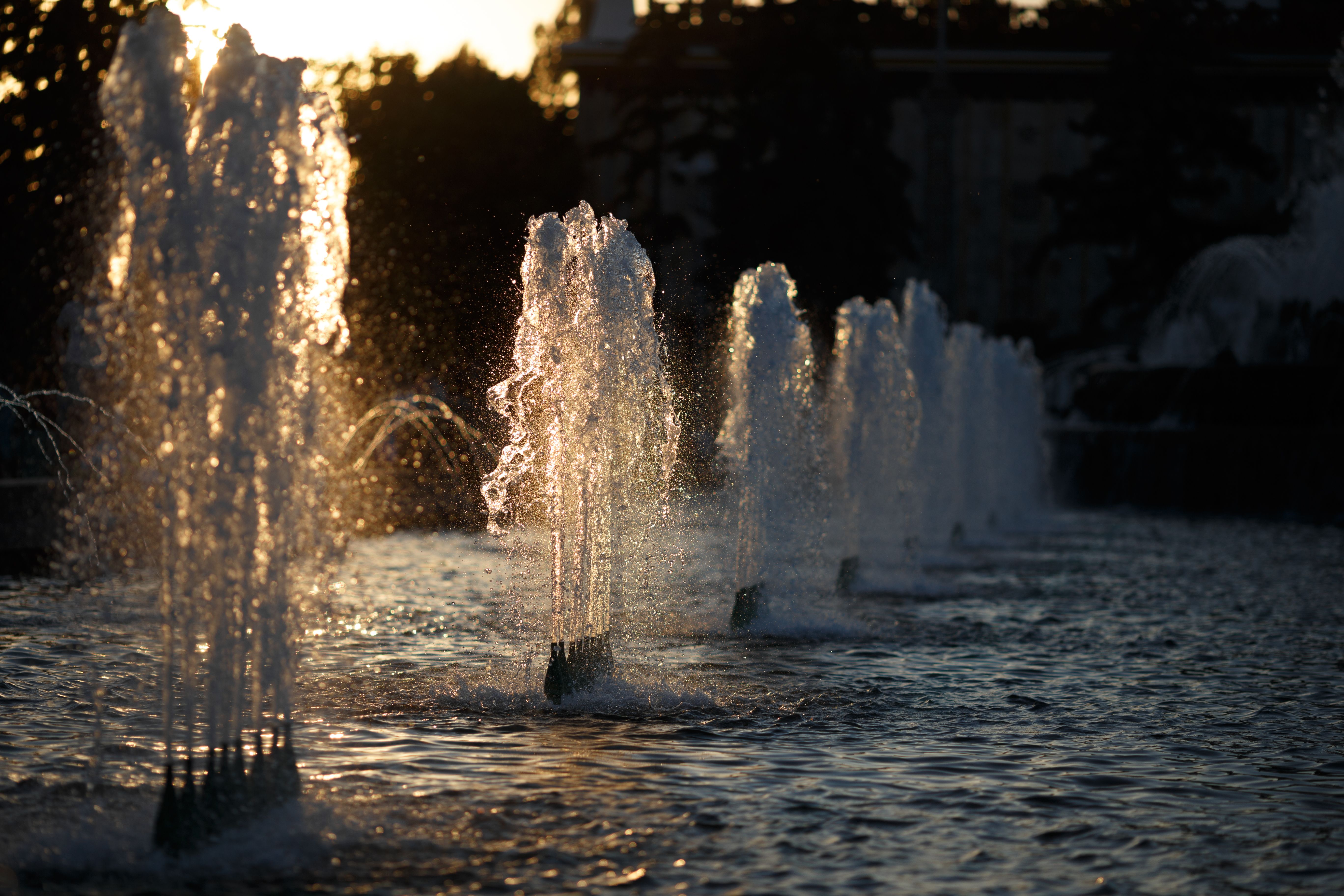 Serene Fountain at Sunset with Dramatic Lighting · Free Stock Photo
