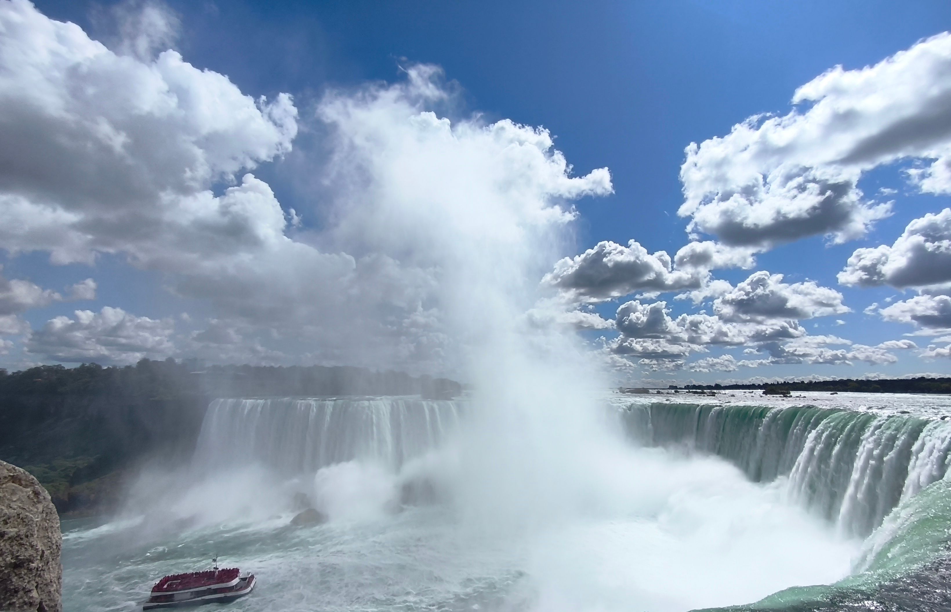 Majestic View of Niagara Falls Under Cloudy Sky · Free Stock Photo