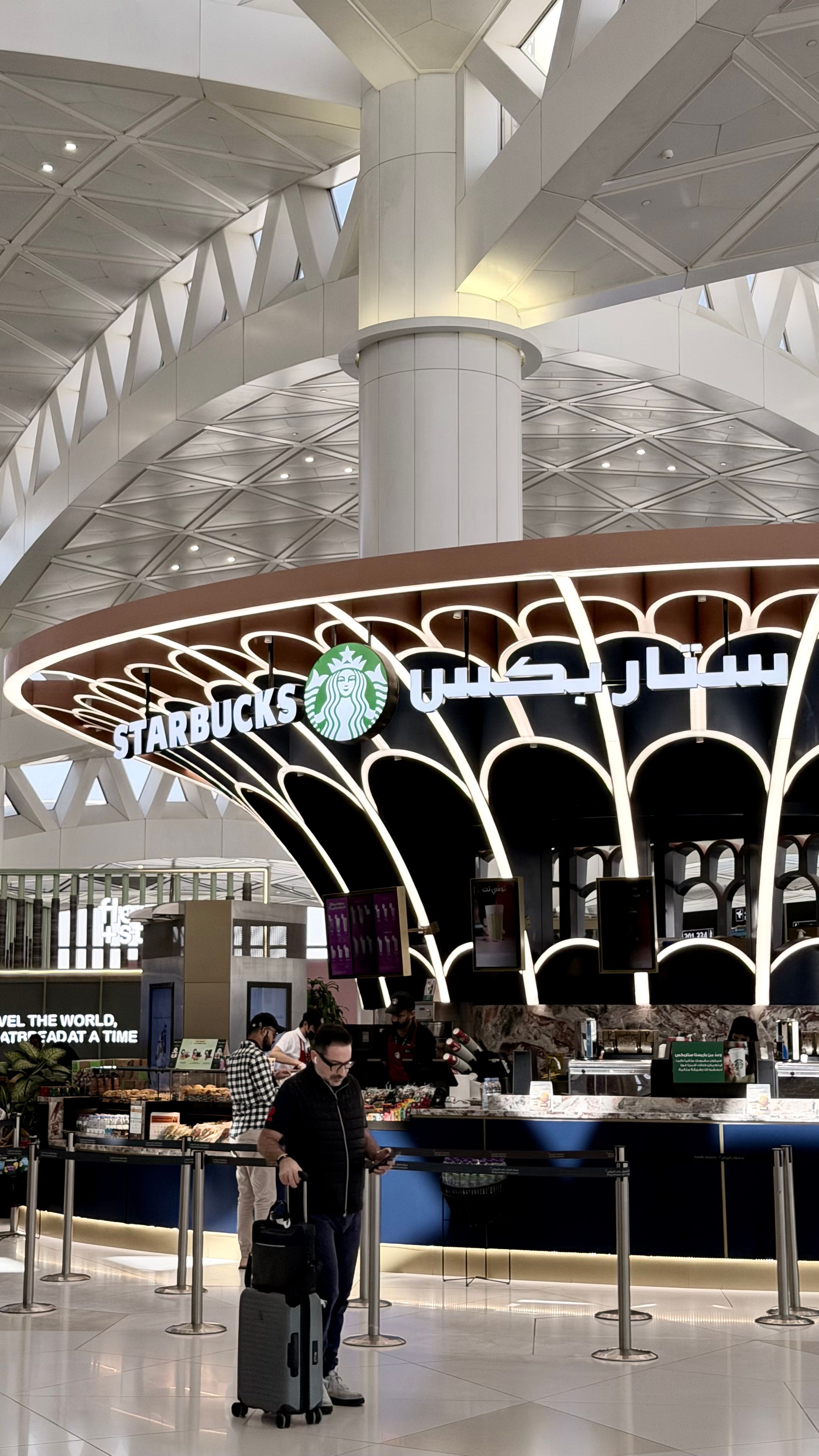 Kafe Starbucks Modern Di Terminal Bandara · Foto Stok Gratis
