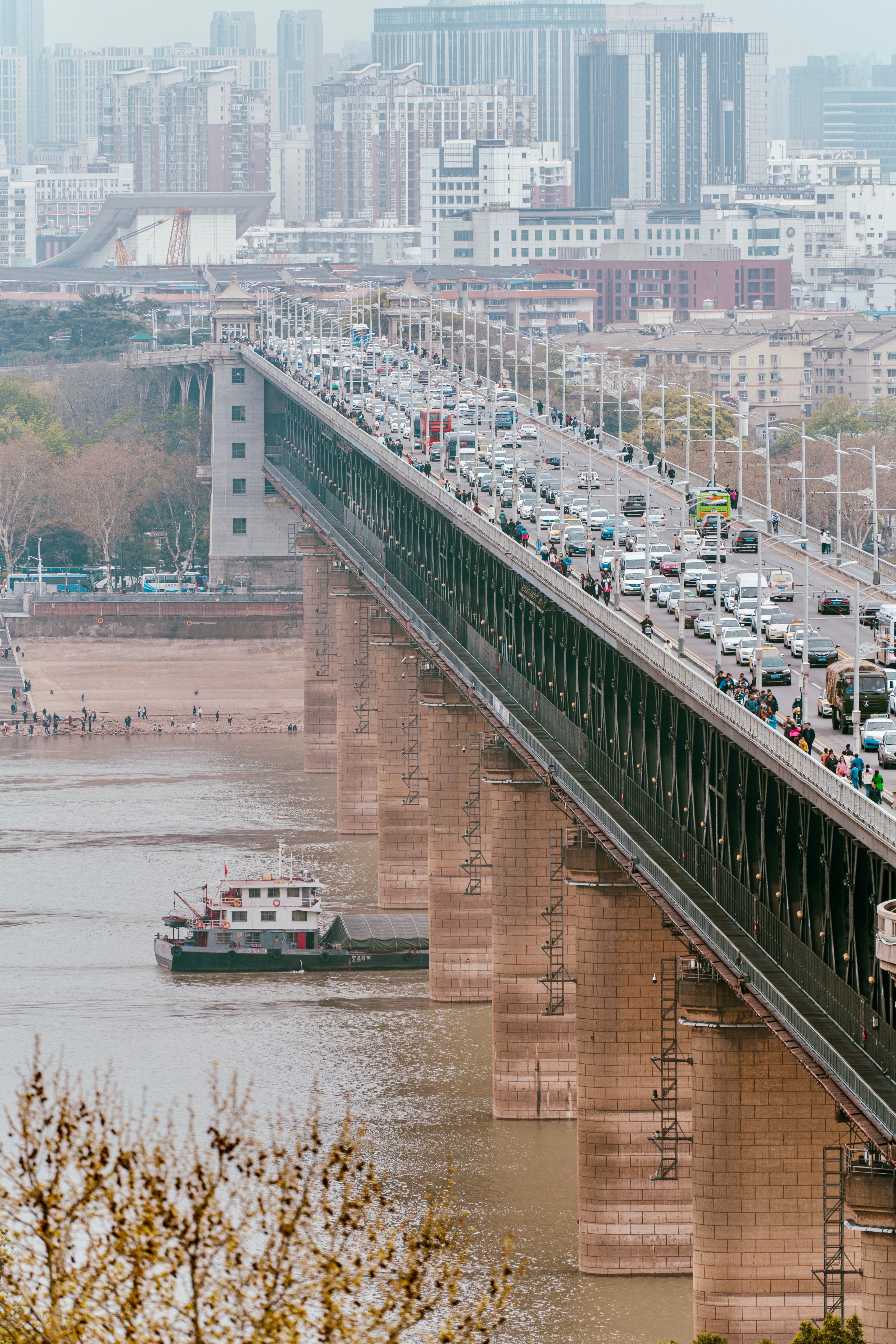 Vue Aérienne D'un Pont Très Fréquenté Enjambant Une Rivière En Milieu ...