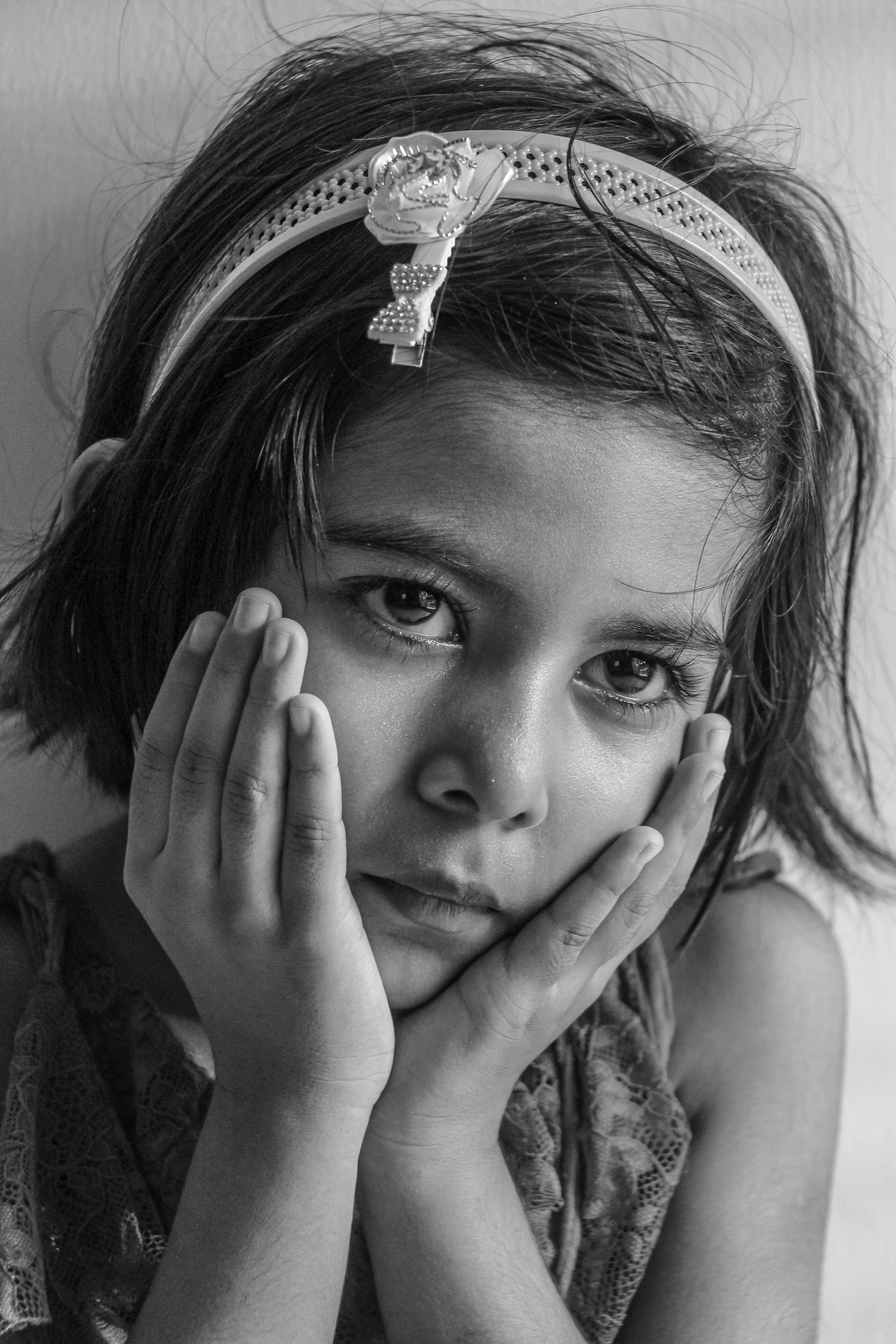 Nachdenkliches Kinderporträt In Schwarzweiß · Kostenloses Stock-Foto