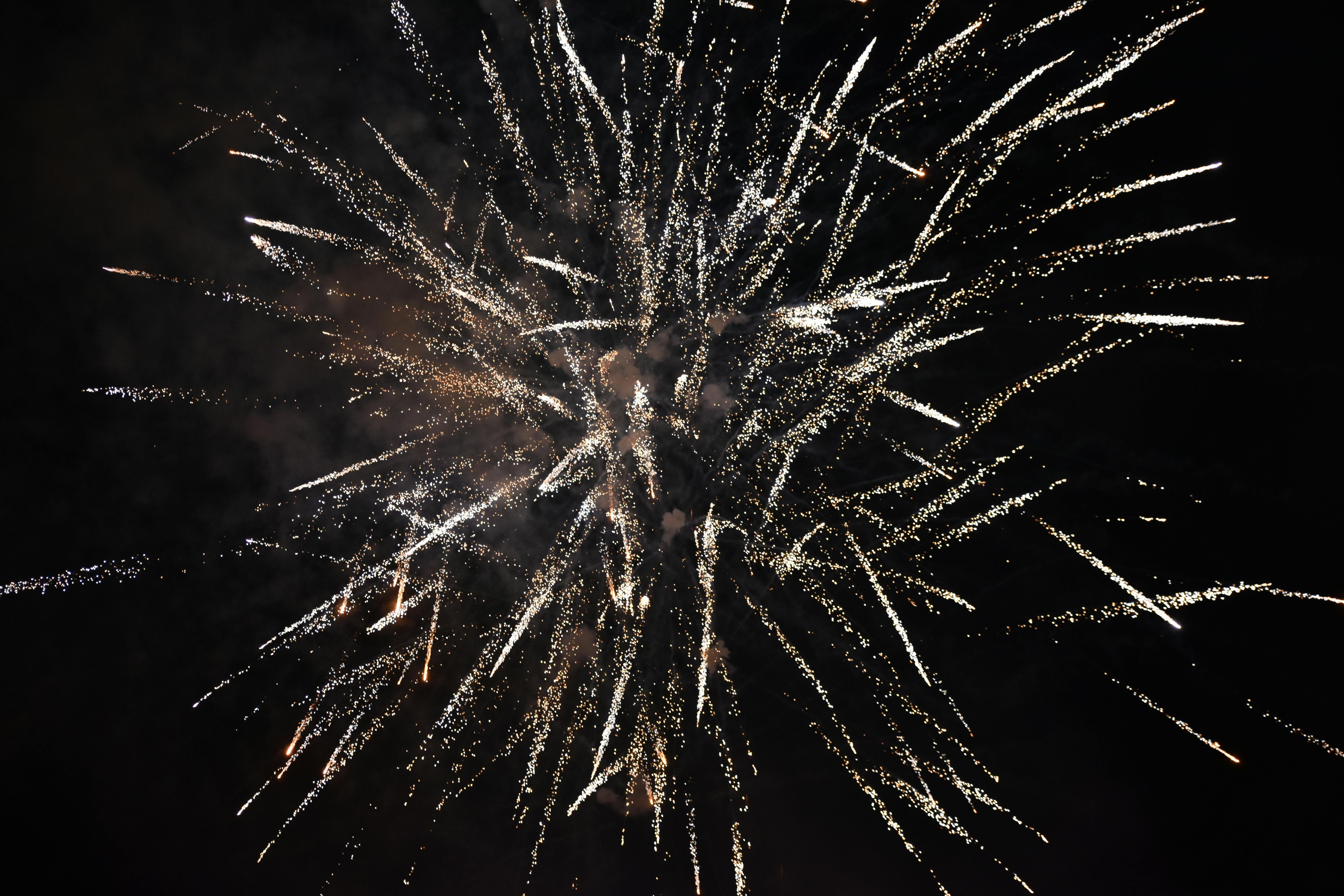 Vibrante Exhibición De Fuegos Artificiales En El Cielo Nocturno · Foto ...