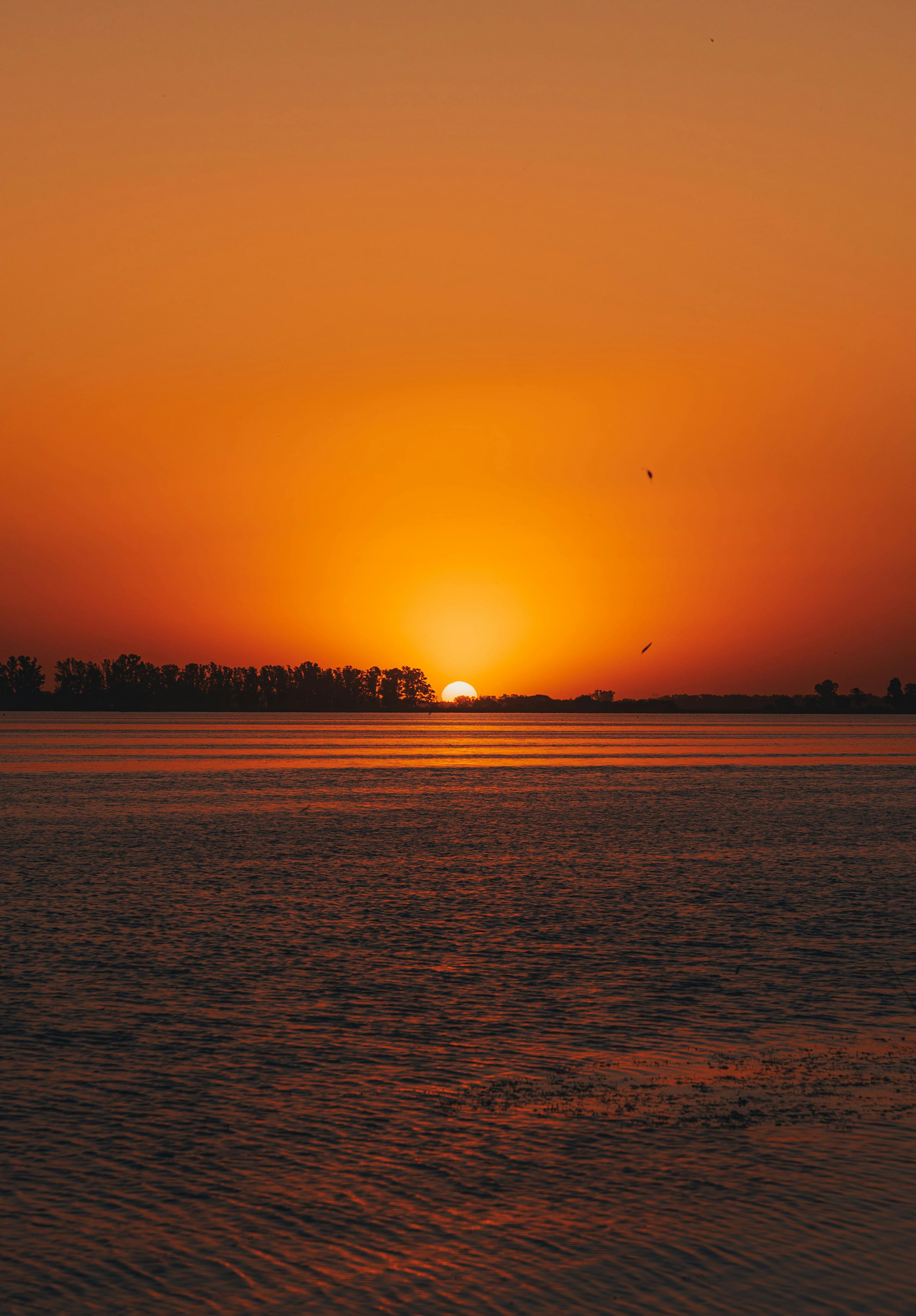 Posta De Sol Sobre Les Aigües Tranquil·Les De La Llacuna · Foto d'estoc ...