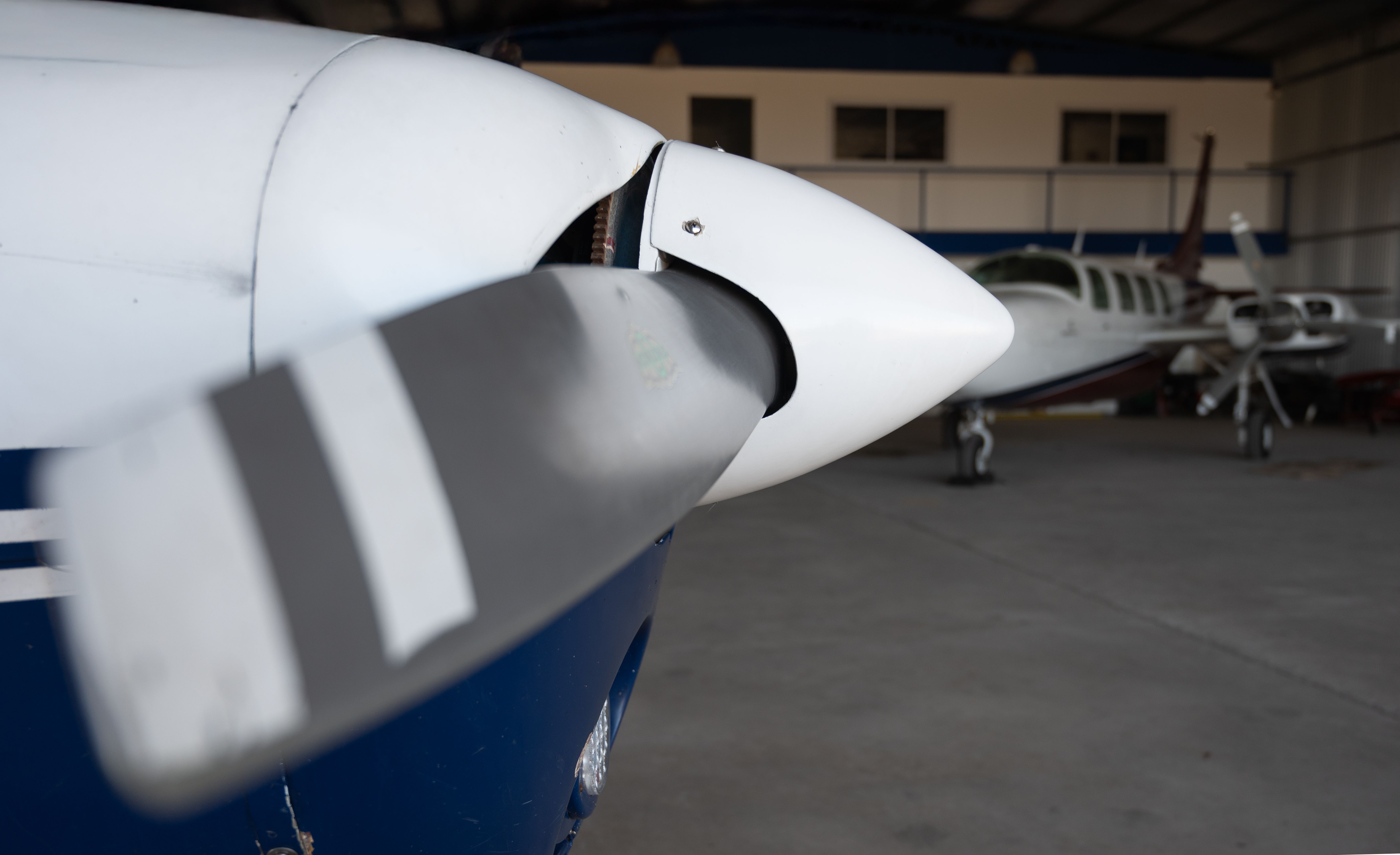 Close-up of Airplane Propeller in Hangar Setting · Free Stock Photo