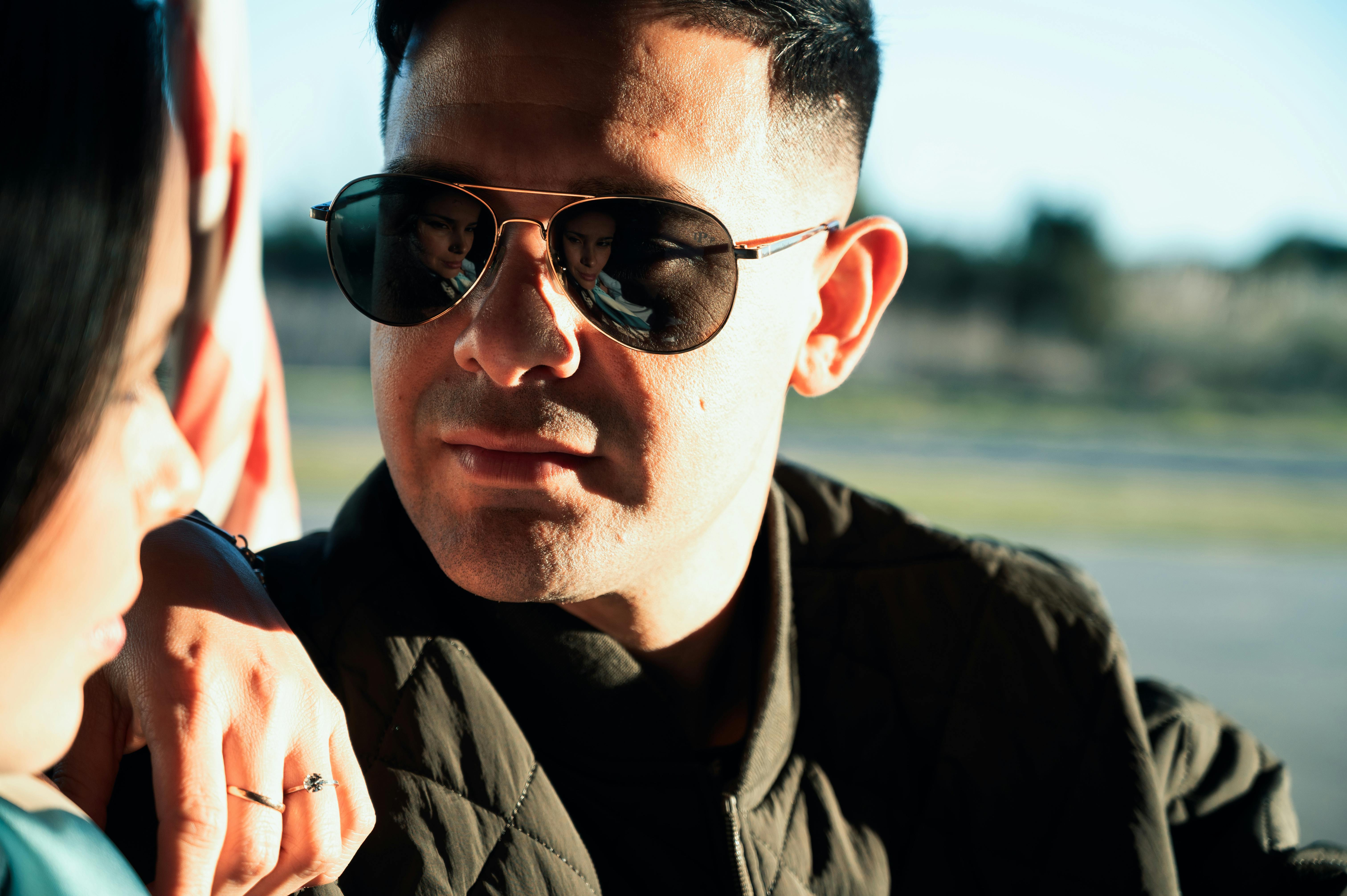 Homme élégant Portant Des Lunettes De Soleil Au Soleil · Photo gratuite